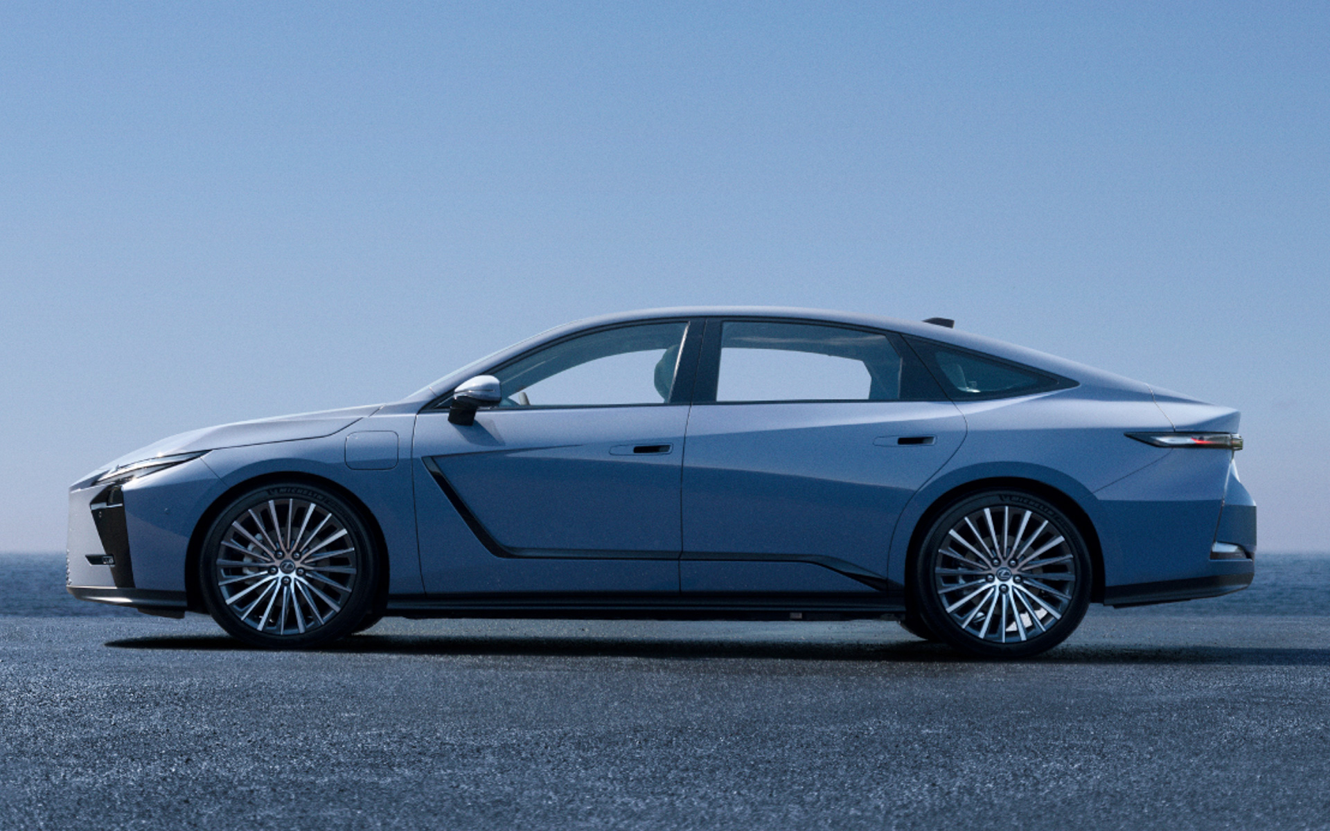 新型レクサスESがカッコいい、これが日本の底力だ