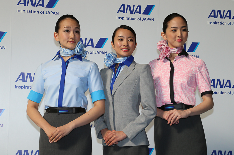 [画像]ANA、羽生結弦選手も参加した“10年振り10代目のCA制服”発表会 / オバマ大統領夫人の衣装なども手がけるプラバル・グルン氏が ...
