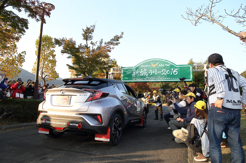 モリゾウ選手、新城ラリーで新型クロスオーバー「C-HR」のサプライズデモラン - Car Watch