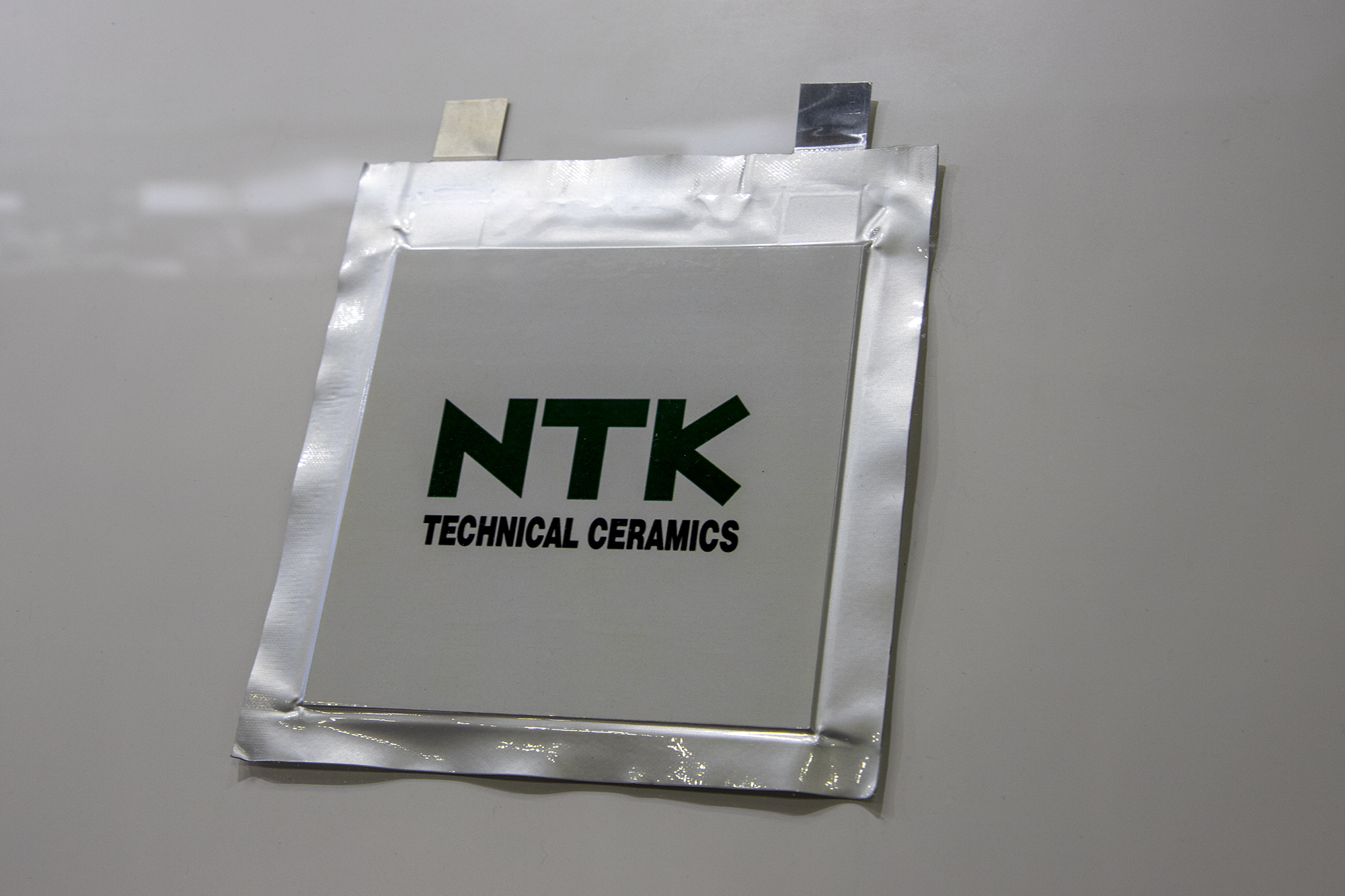 セラミックス技術を用いた「全固体電池」を展示するNGK/NTKブース