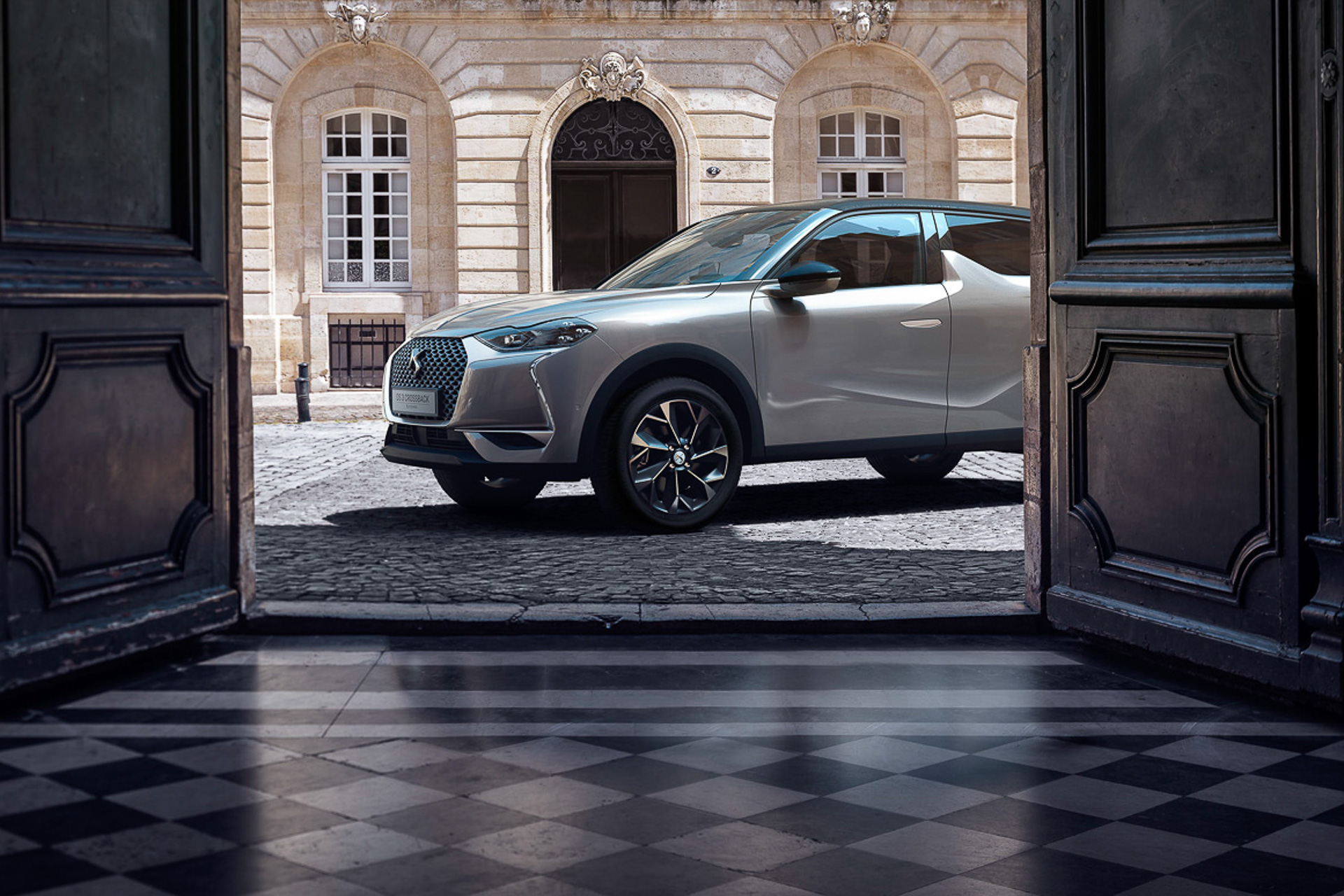 DS、エレクトリックラグジュアリーコンパクトSUV「DS 3 CROSSBACK E-TENSE」日本発売。価格は499万円～ - Car Watch