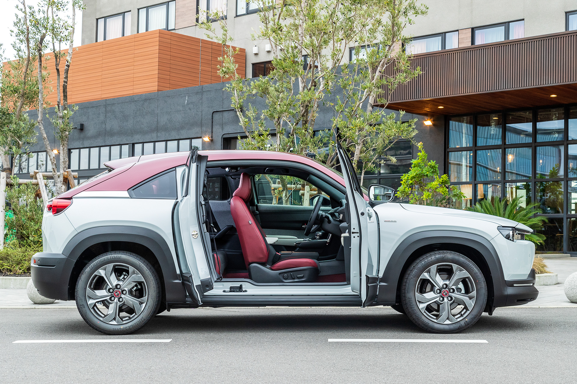 【試乗インプレ】マツダの新型SUV「MX-30」、ありふれたSUVでは満足できない人に必見の1台 / フリースタイルドアの使い勝手は？ - Car Watch