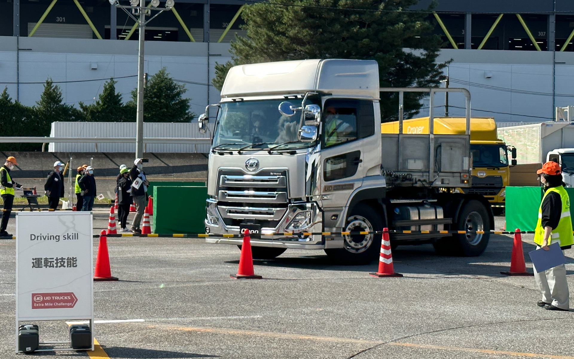 UDトラックス、究極のドライバーを決定する「UDエクストラマイルチャレンジ2022」に11か国11名のドライバーが参加 - Car Watch