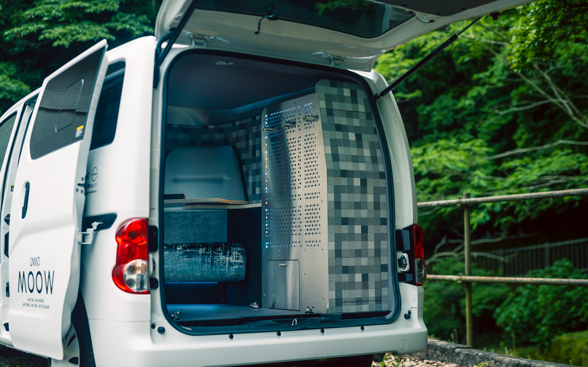 日産グローバル本社ギャラリー、家具メーカーのイトーキと共同製作したモバイルオフィスカー「MOOW」を期間限定展示 - Car Watch