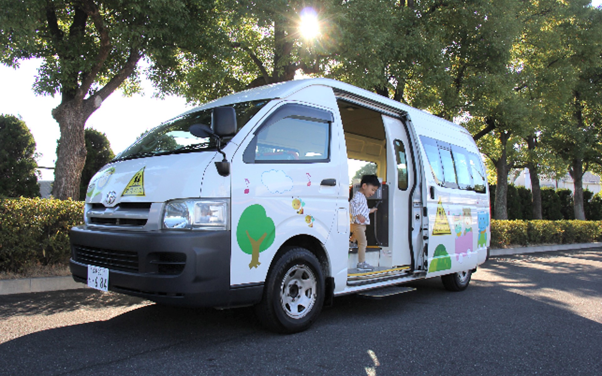 アイシン、「子供の車内放置検知システム」の実用化に向けて実証実験を開始 薄型ミリ波レーダーで生体反応を検知 - Car Watch