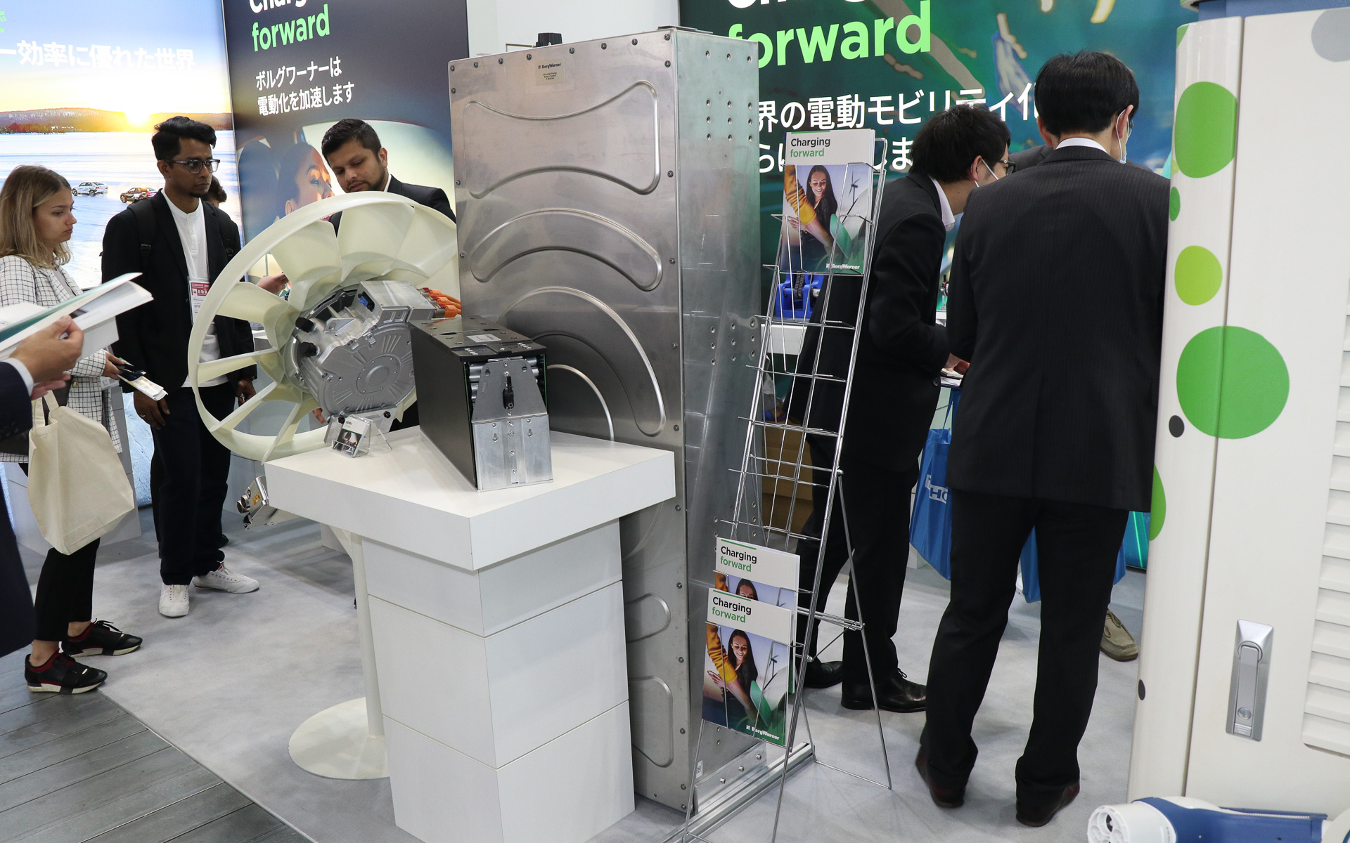 ボルグワーナー、「Integrated Drive Module（iDM）」など車両の電動化に関連する製品展示