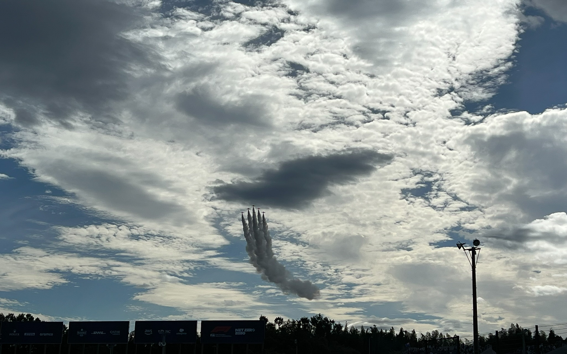 ブルーインパルス、F1日本グランプリ予選日にリハーサルフライト実施 決勝日は13時20分から飛行予定 - Car Watch