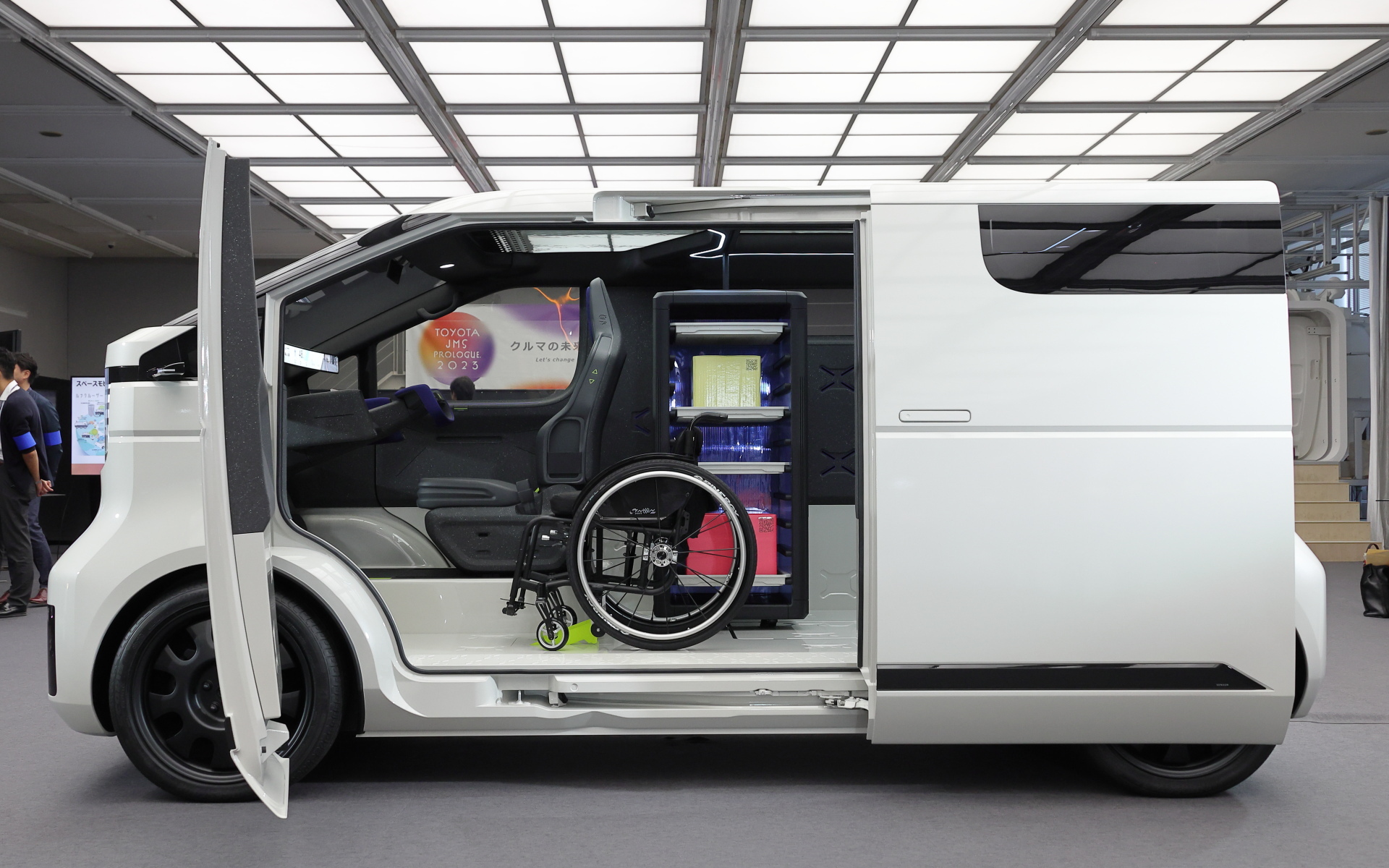 トヨタ、トヨタ生産方式の「通い箱」とともに新型ミニバンコンセプト「KAYOIBAKO」を公開 - Car Watch