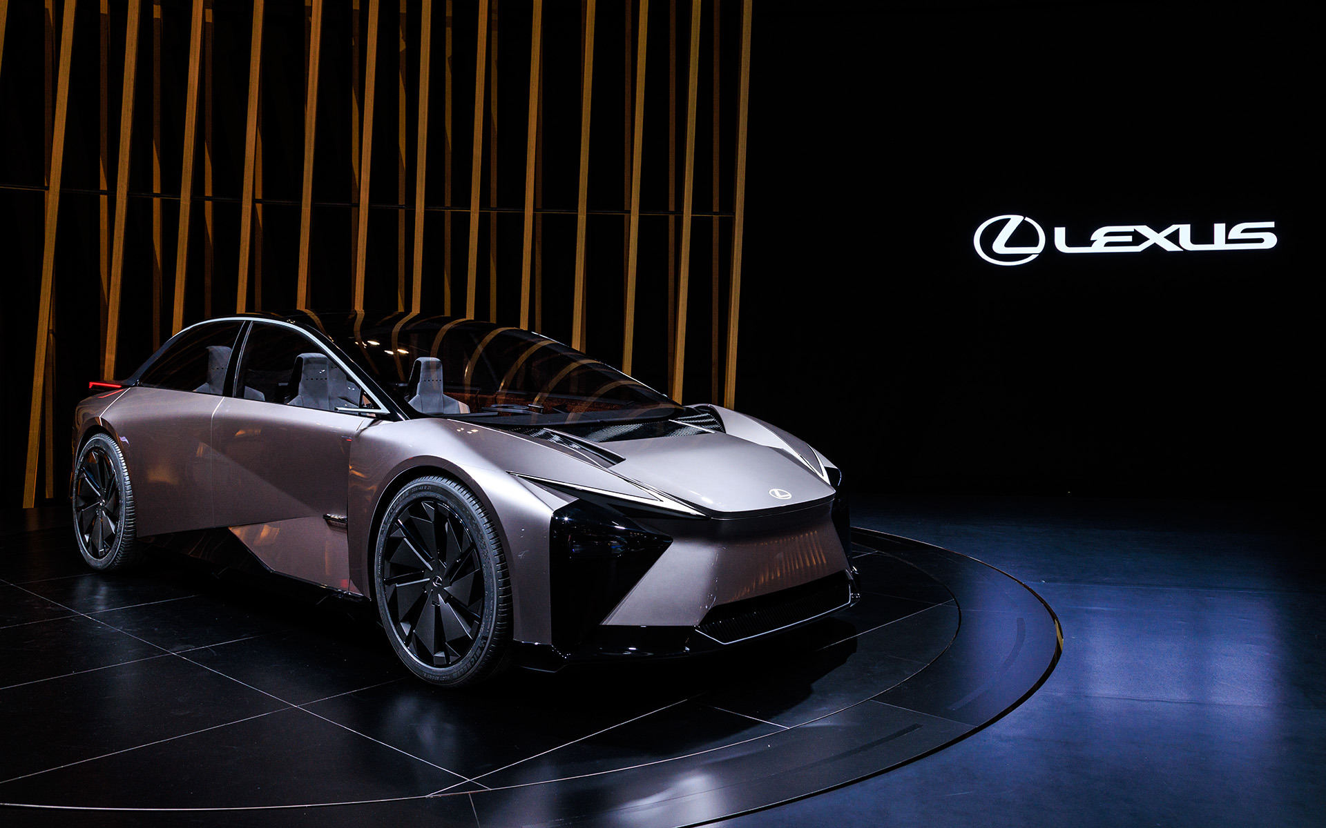 レクサス、次世代バッテリEV「LF-ZC」世界初公開 そのポイントをチーフブランディングオフィサーのサイモン・ハンフリーズ氏が解説