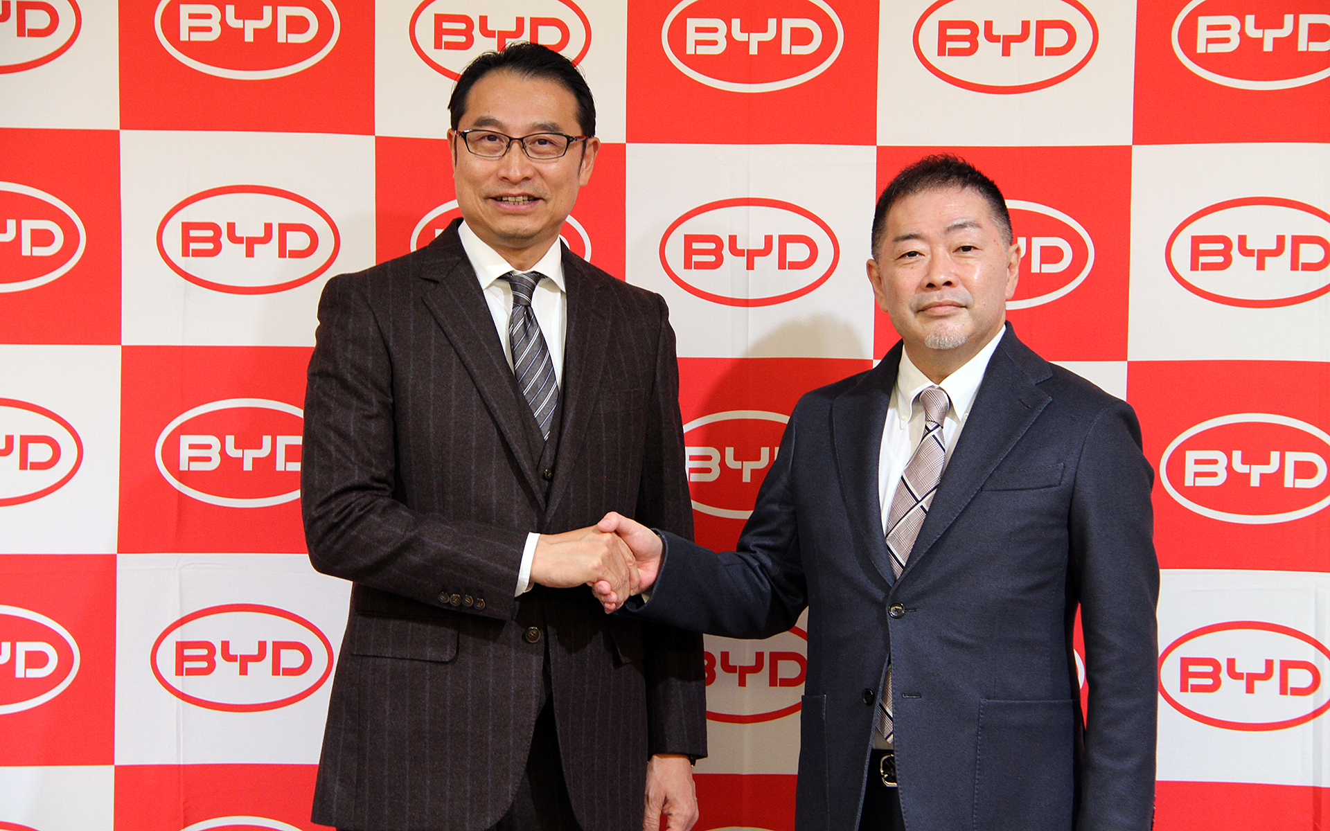 BYD、日本市場向けに開発した中型電気バス「J7」発表会 小型、中型、大型と電気バスのフルラインアップが完成 - Car Watch