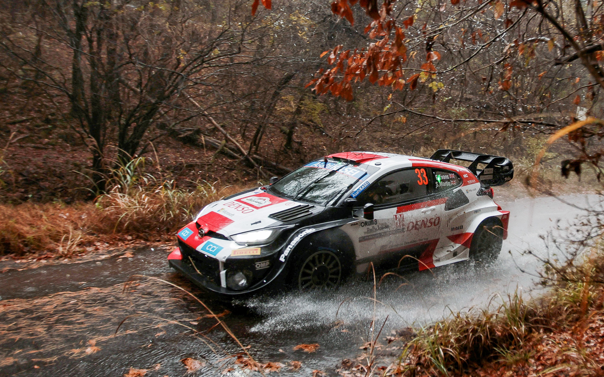 TOYOTA GAZOO Racing、WRCラリージャパン2日目のトップ3を独占 首位のエルフィン・エバンスらのコメント発表 - Car Watch