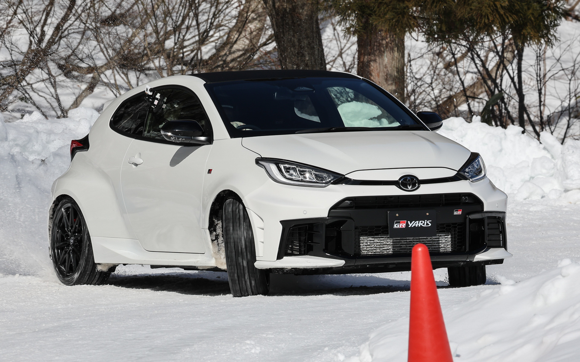 雪上で進化型GRヤリスとGRカローラ搭載のスポーツ4WDシステム「GR-FOUR」を味わう / - Car Watch