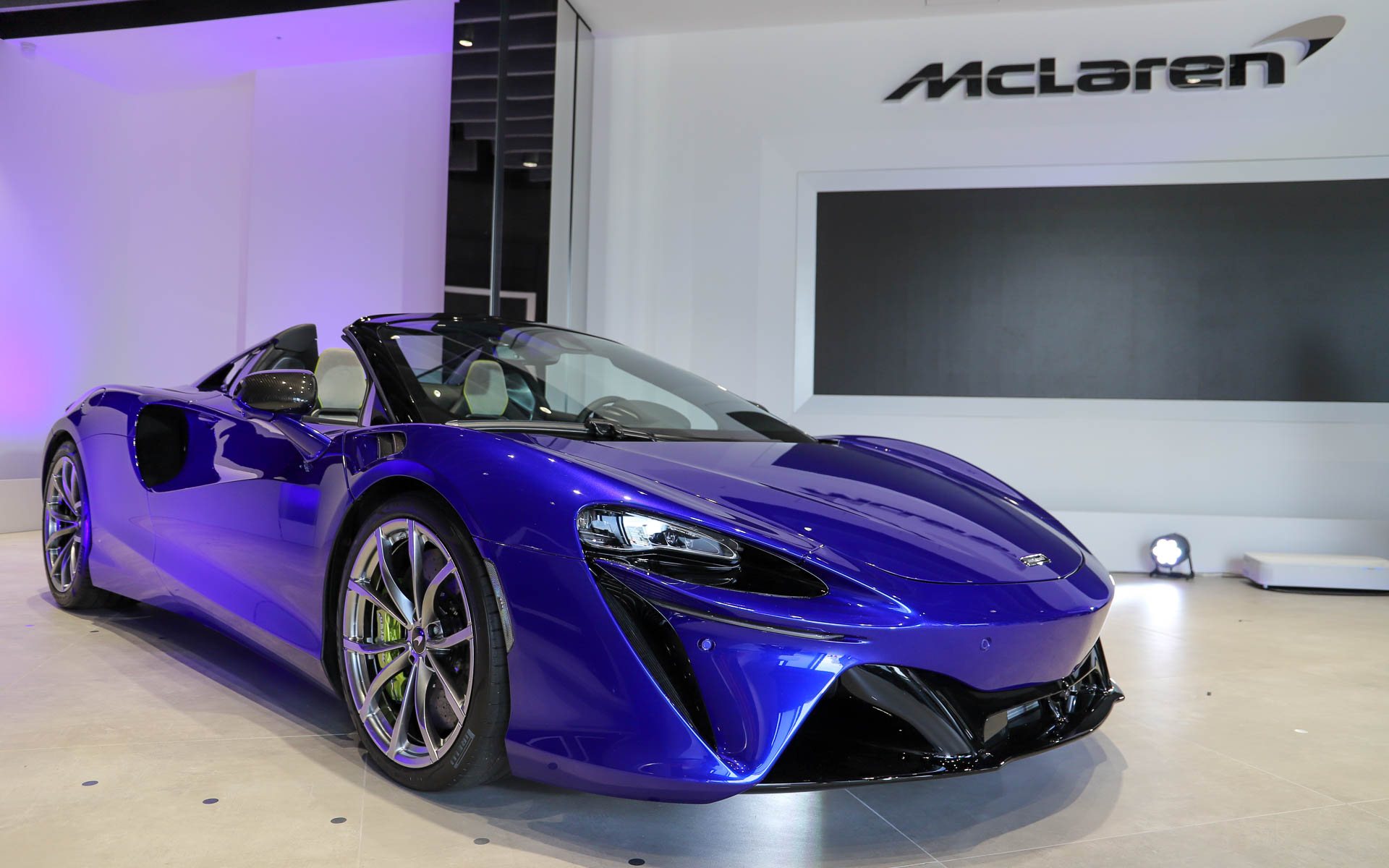 マクラーレン、「アルトゥーラ スパイダー」日本初公開 総出力700PSで電動リトラクタブルハードトップのハイブリッドスーパーカー - Car Watch