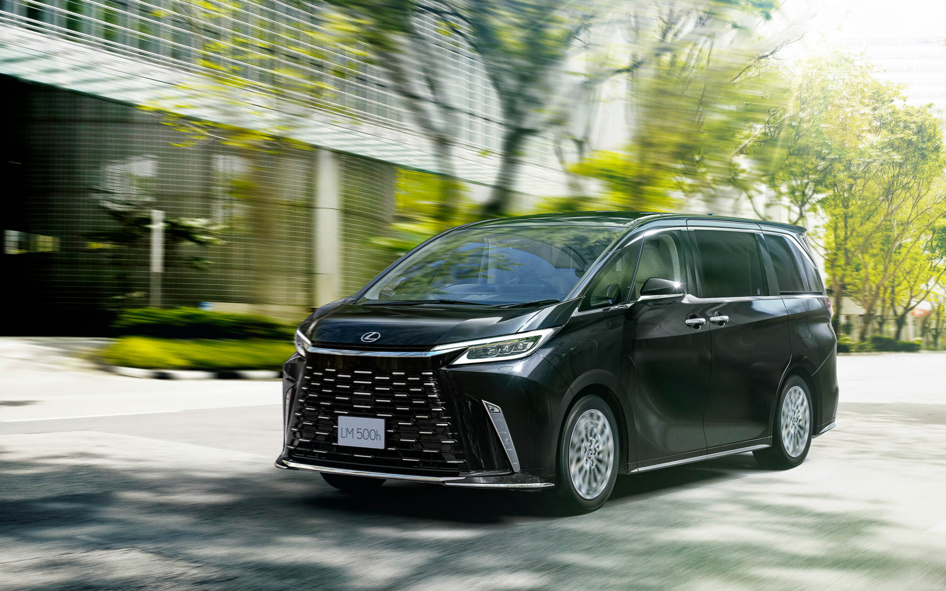 レクサス、6座仕様の「LM500h“version L”」追加設定 価格は1500万円 - Car Watch