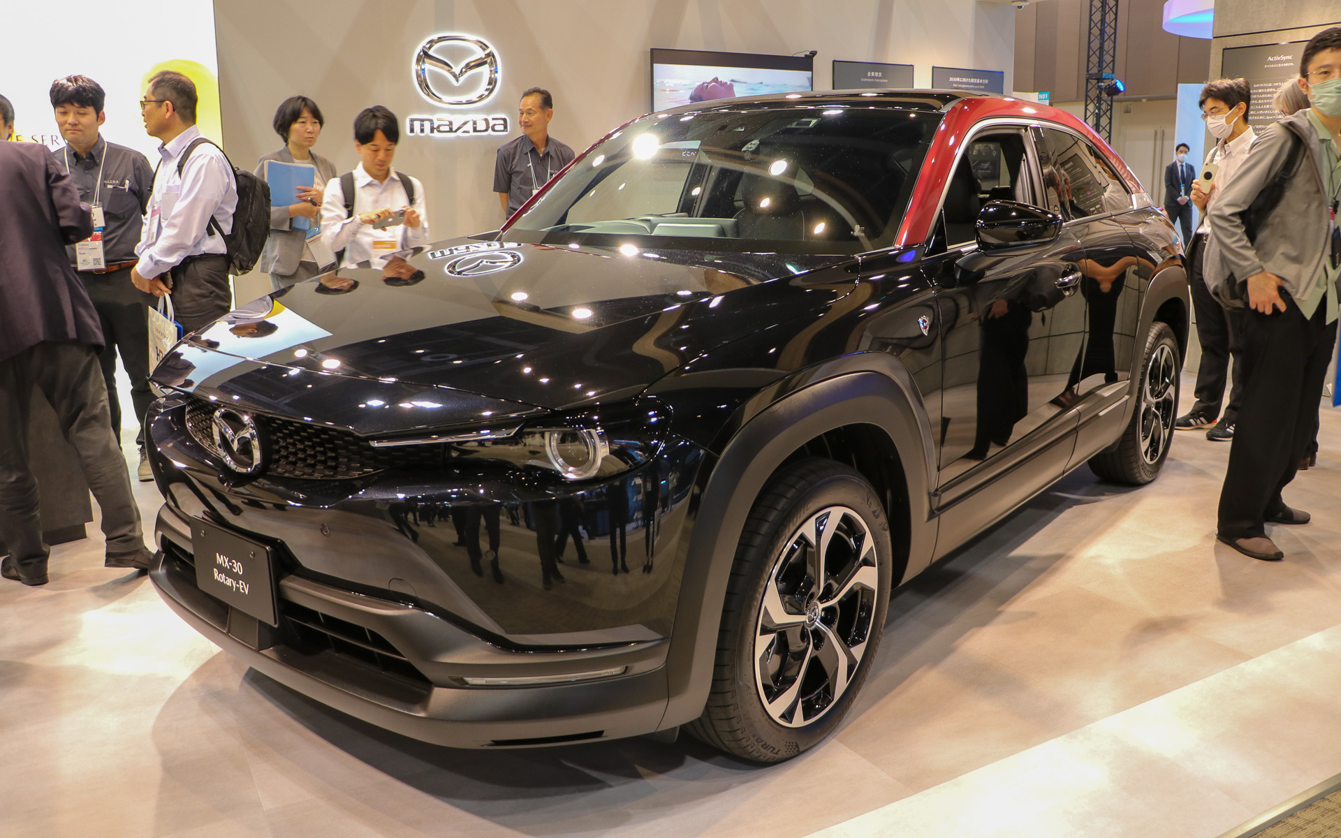 マツダ、発電用8Cロータリーエンジンを搭載した「MX-30 Rotary-EV Edition R」展示中 - Car Watch