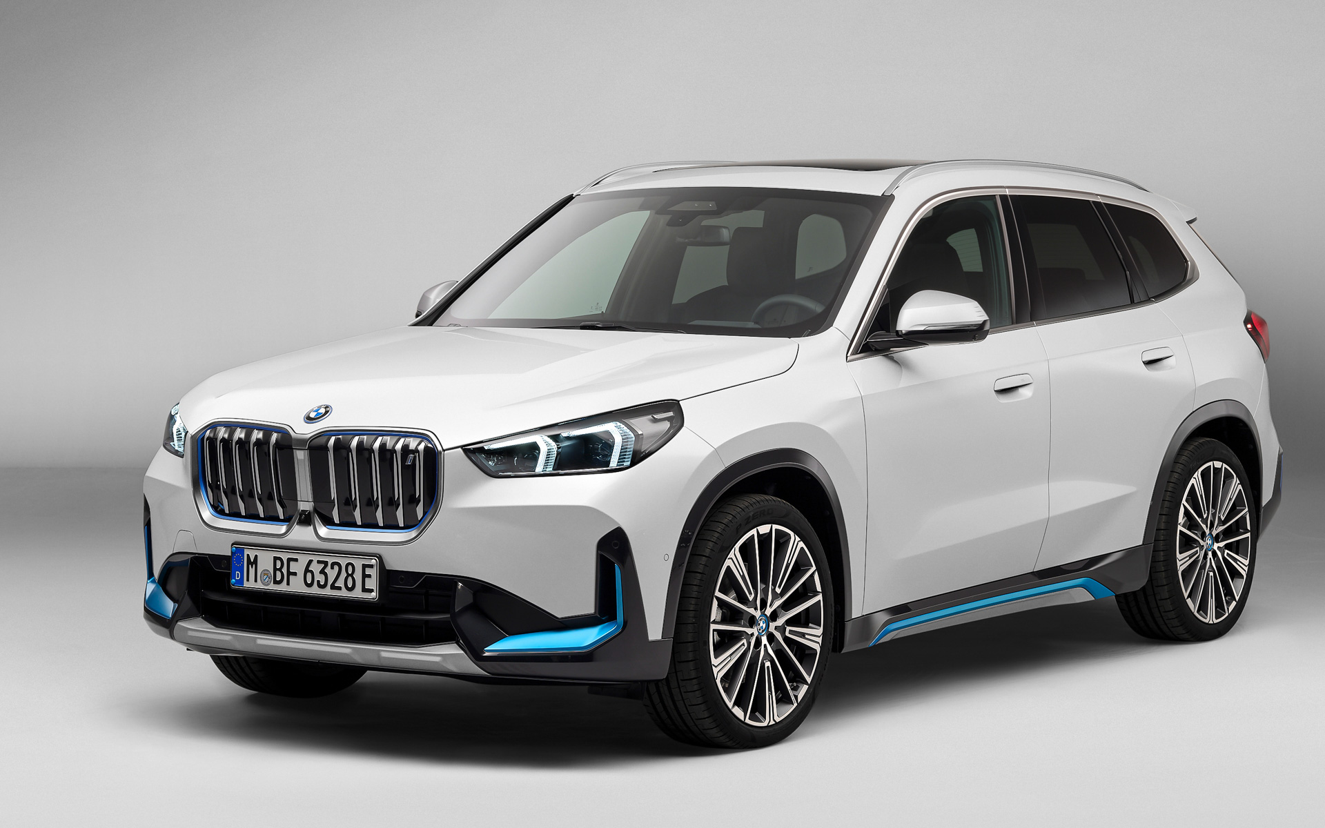 BMW、「X1」に650万円のEV「iX1 eDrive20」とガソリンモデル「X1 sDrive18i」追加 - Car Watch