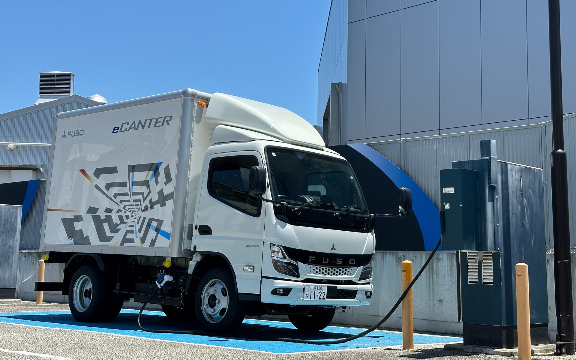 三菱ふそうの新型「eキャンター」試乗 EVトラックはドライバーの働き方を変化させる / - Car Watch