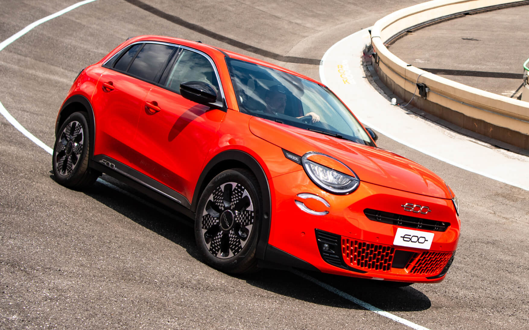 フィアット、新型バッテリEV「600e」 一充電航続距離は493kmで価格は585万円 - Car Watch