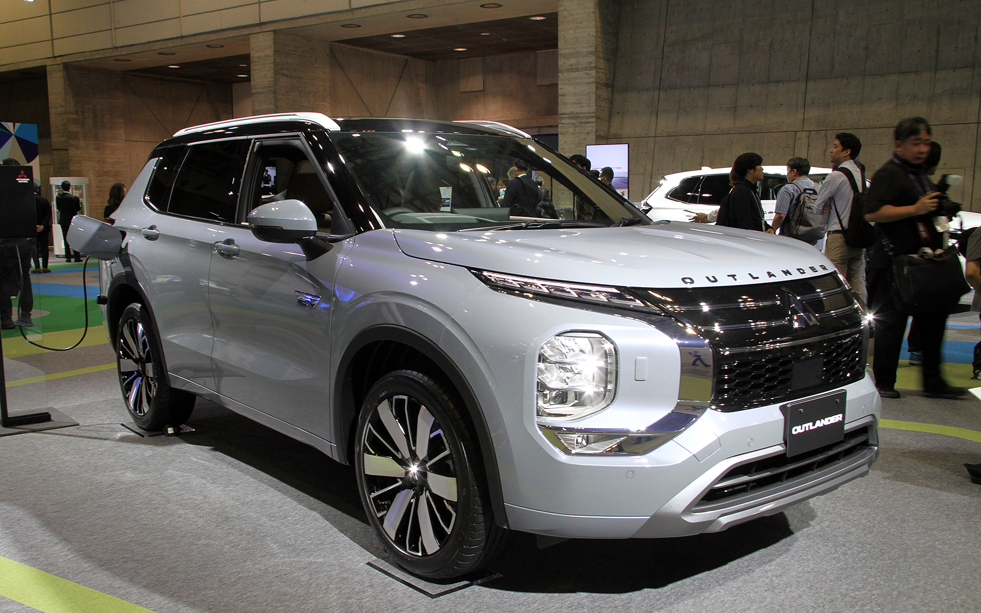三菱自動車、10月31日発売の新型「アウトランダーPHEV」を「ジャパンモビリティショー2024」で展示中 - Car Watch