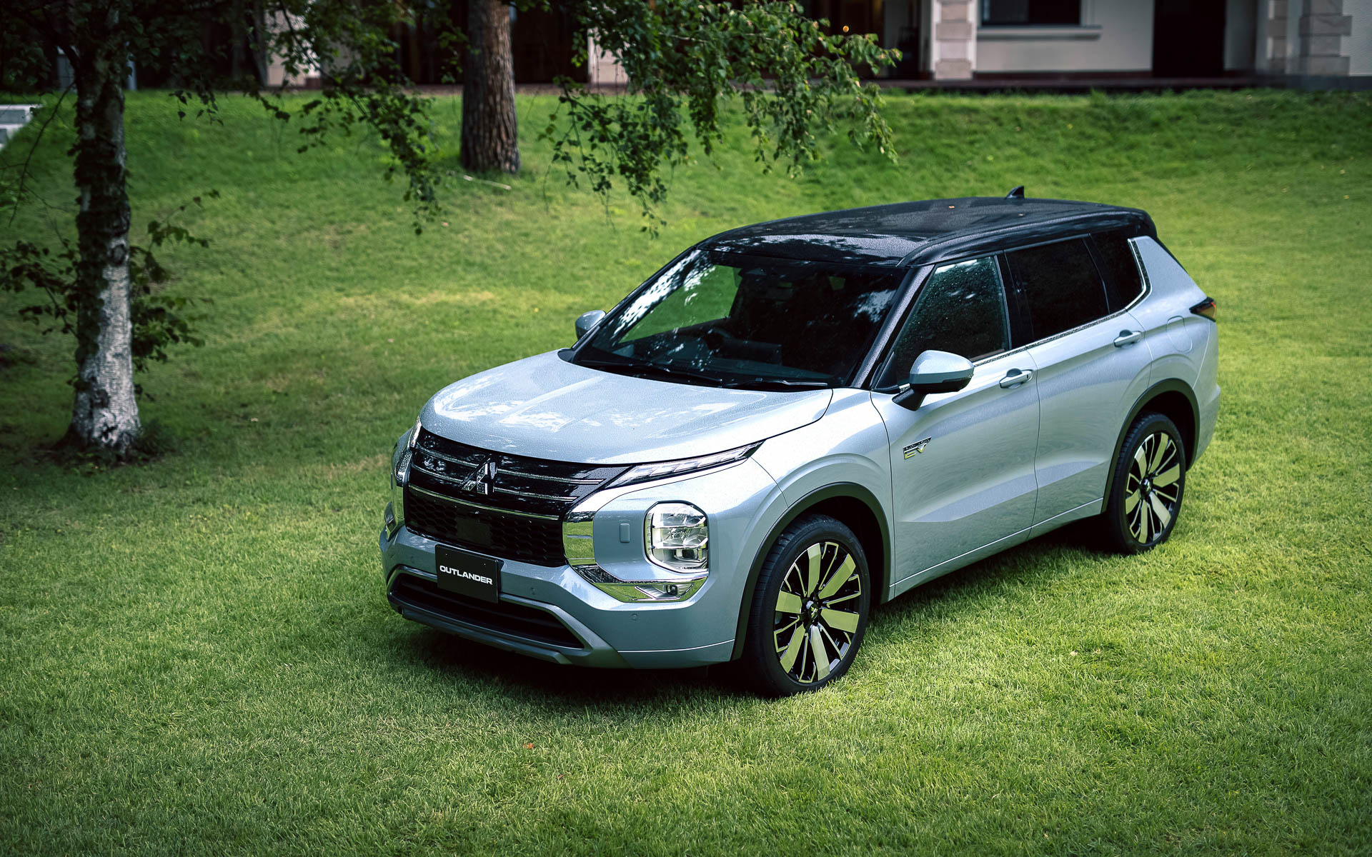 三菱自動車、大幅改良した「アウトランダーPHEV」発売 先行注文は約3400台で「P Executive Package」が半数以上 - Car Watch