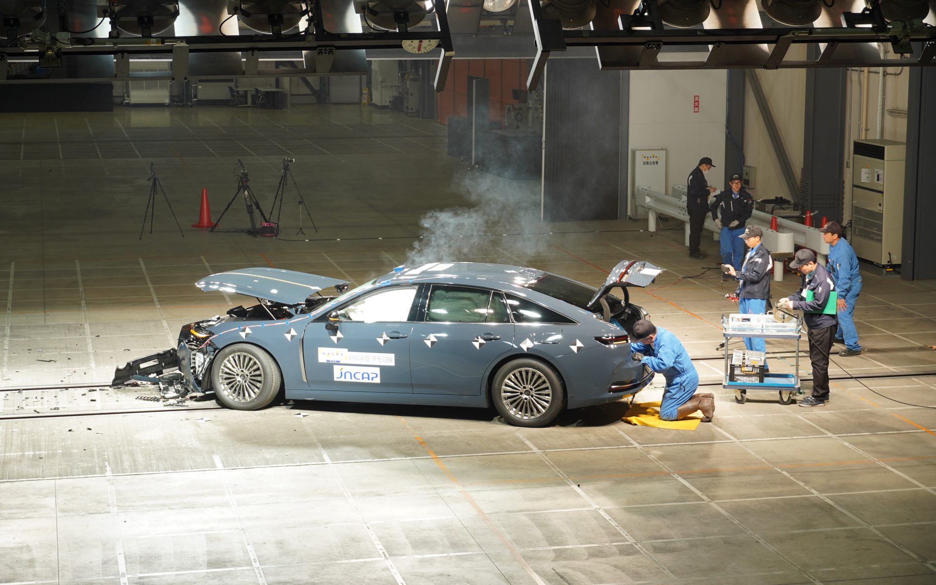 ナスバと国交省、自動車アセスメントの新試験「新オフセット前面衝突試験」公開 衝突相手への加害性も測る「共存性能」導入 - Car Watch