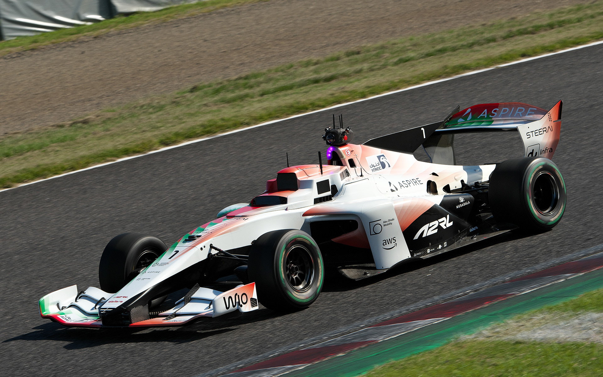 [B! ニュース>へー] 「A2RL」の自動運転フォーミュラーカーが鈴鹿をデモラン 日曜日は「AI vs. HUMAN」でクビアト選手も走行