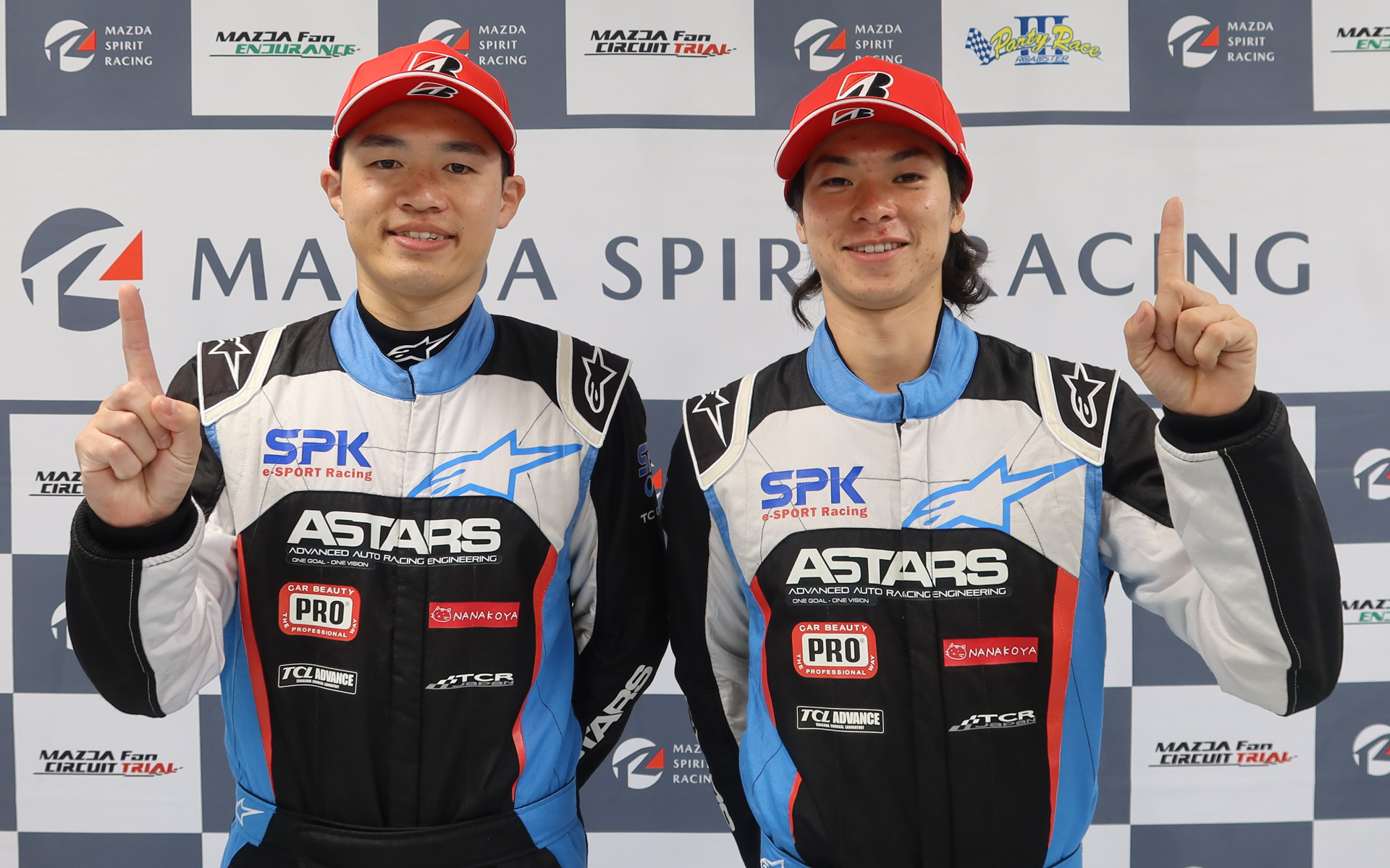 SPK e-SPORT Racing所属の中島優太選手と深谷諄選手が、実車のロードスターレースで年間チャンピオン獲得 - Car Watch