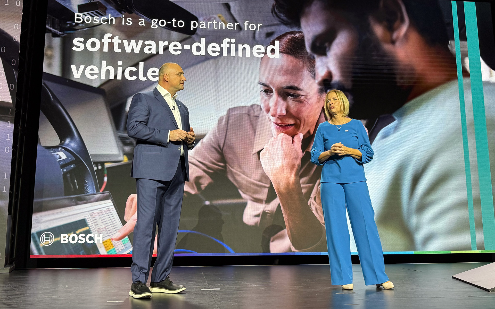 ボッシュ、CES2025でSDVの可能性を紹介 ロバート・ウィケンズ選手が登壇しLMDh由来のハンドドライブ電動ブレーキシステムを語る - Car Watch