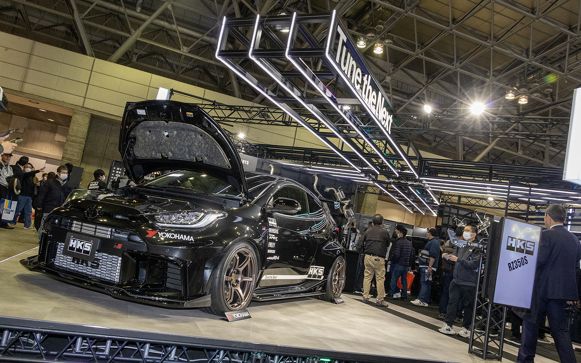 「Tune the Next」をテーマにチューニングを越えたエンジン、車両製作技術を展示するHKS