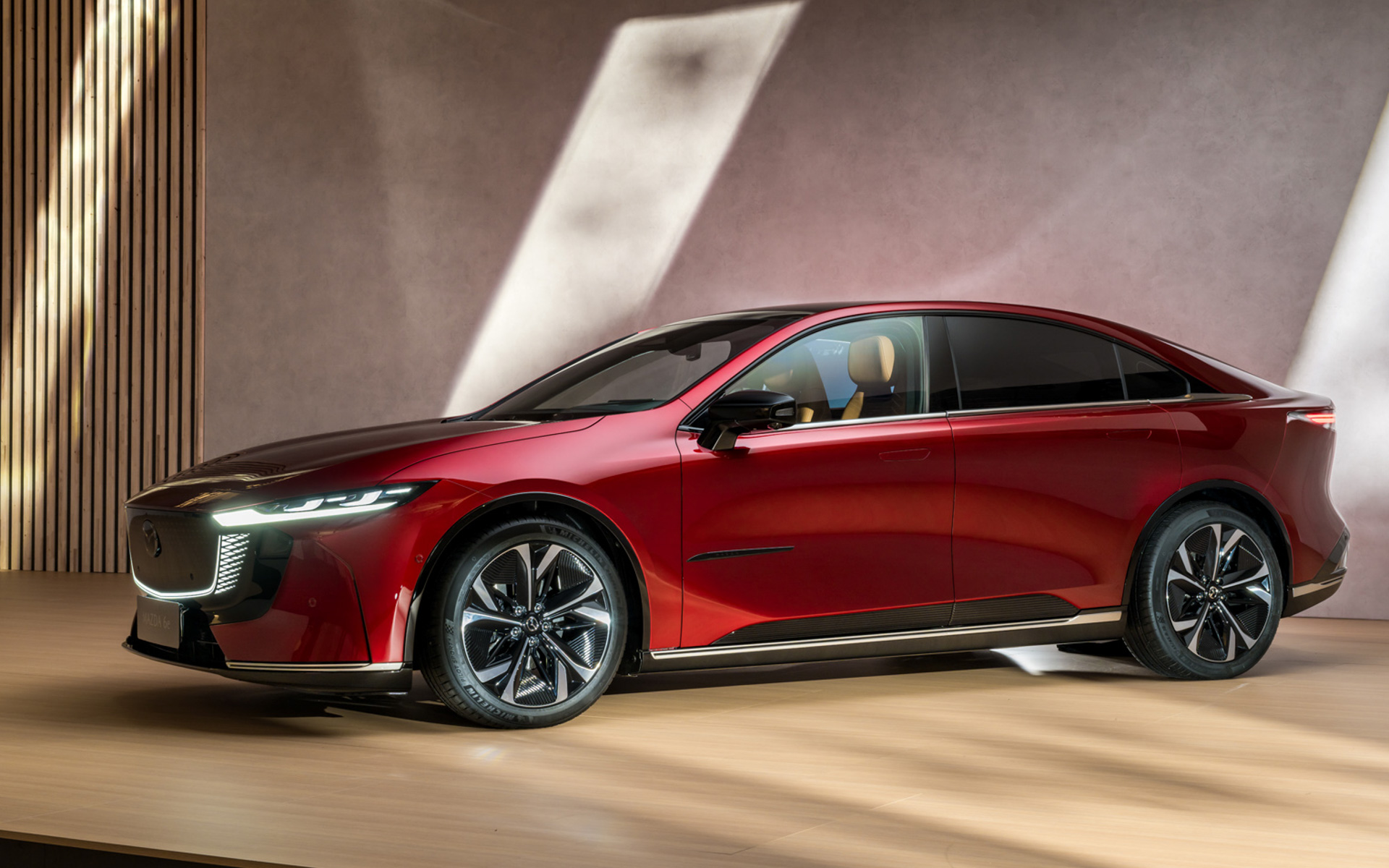 [画像]マツダ、4ドアセダンの新型EV「マツダ6e」を欧州導入 / (2/2) - Car Watch