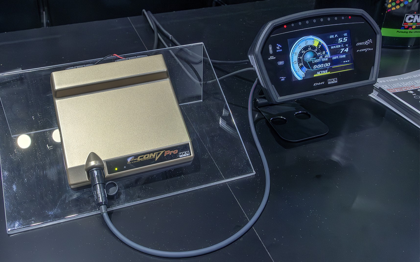 HKSとDefi（日本精機）が協業、コラボ第1弾として「フルコン×オールインワンメーター」の開発スタート - Car Watch