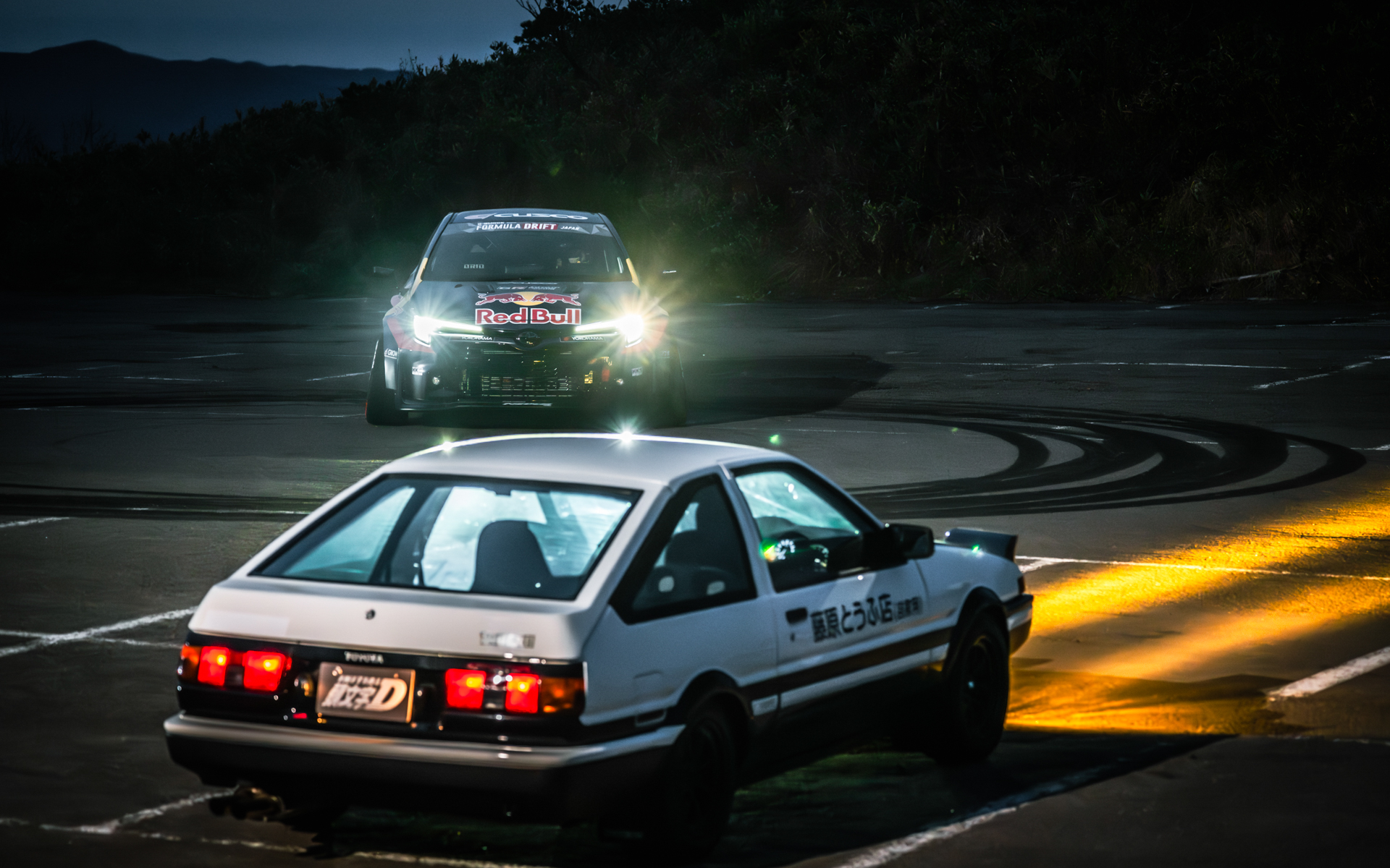 レッドブル、カッレ・ロバンペラ選手が「頭文字D」の藤原拓海やトップドライバーと峠でドリフトバトルする動画公開 - Car Watch