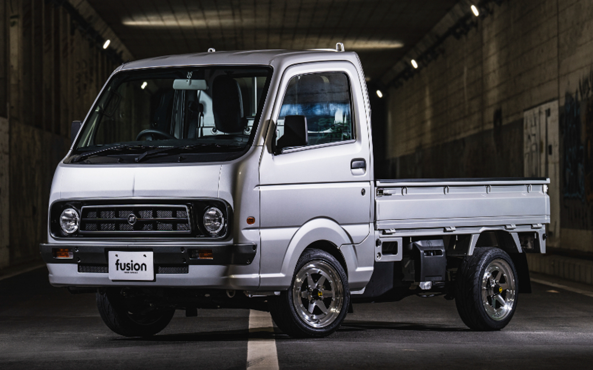 [画像]ラスター、スズキ「スーパーキャリイ」を“サニトラ”顔に仕上げるフェイスキット / (8/8) - Car Watch