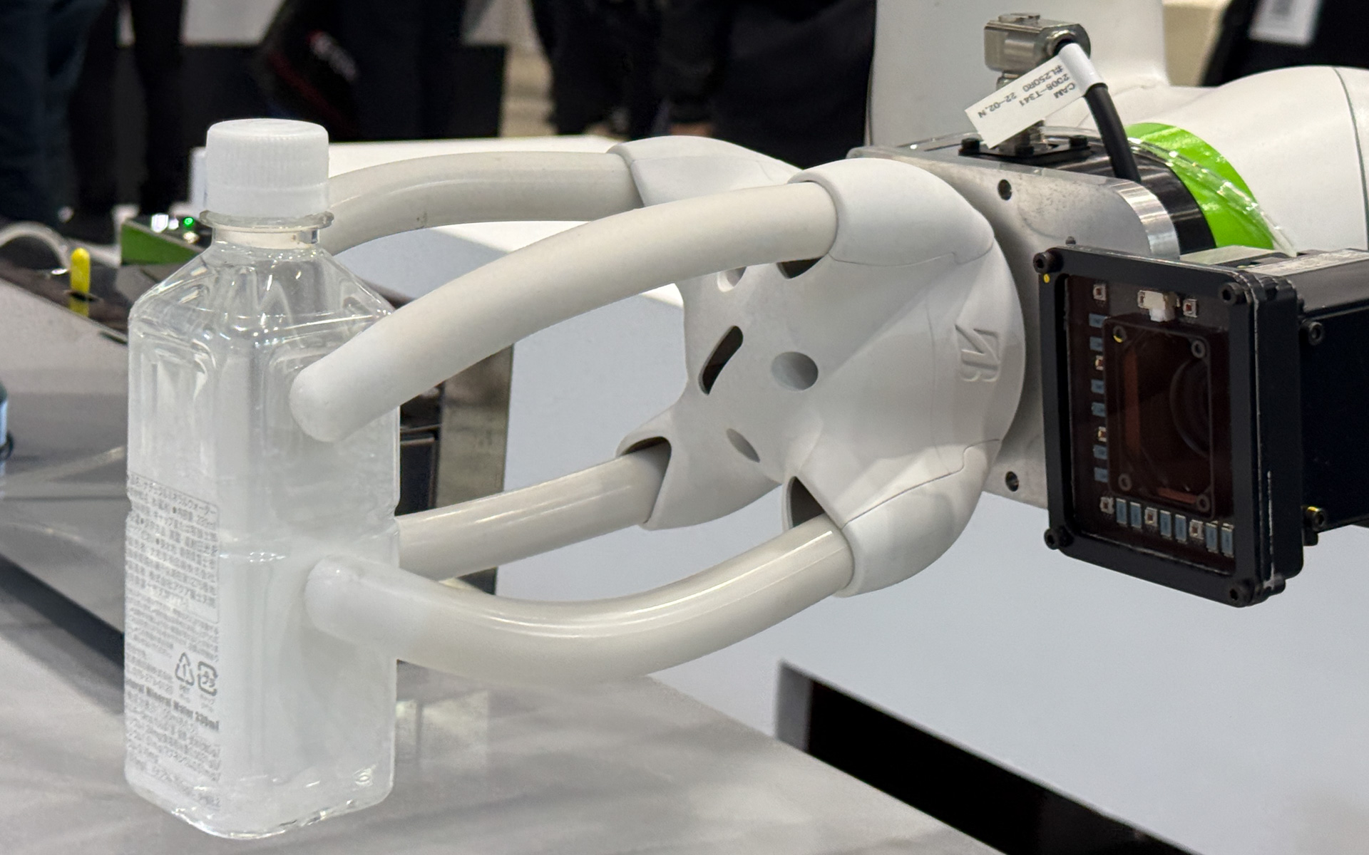 ブリヂストン、ソフトロボットハンド「TETOTE」で冷蔵庫からペットボトルを取り出すデモ披露 - Car Watch