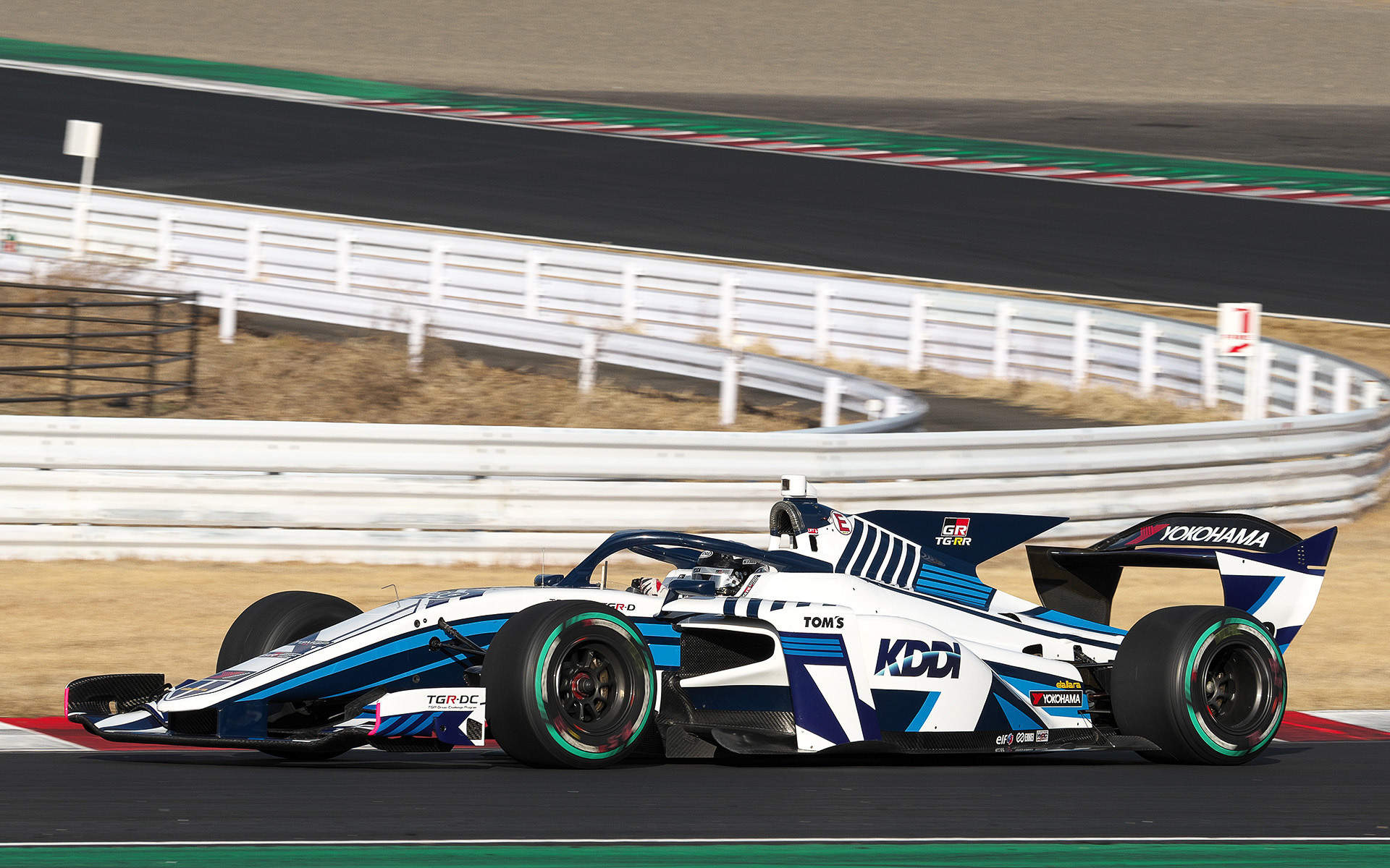 KDDIカラーのスーパーフォーミュラが鈴鹿を初走行 話題のカラーリングについて平良響選手は「地元を思い出させるようなマリンブルー」 - Car Watch