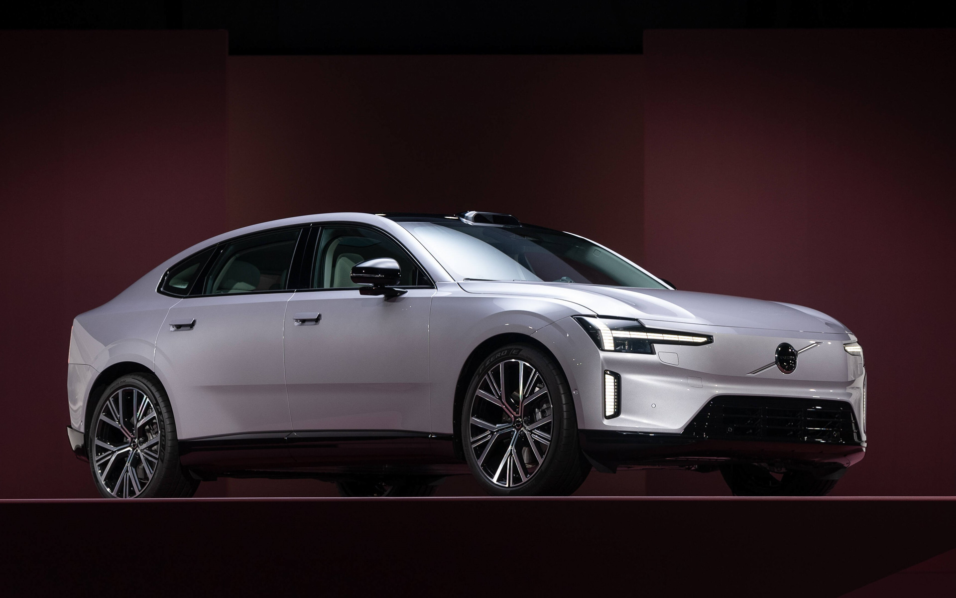 ボルボ、新型EV「ES90」世界初公開 次世代コアコンピューター搭載など時間を経るごとに進化するクルマに - Car Watch