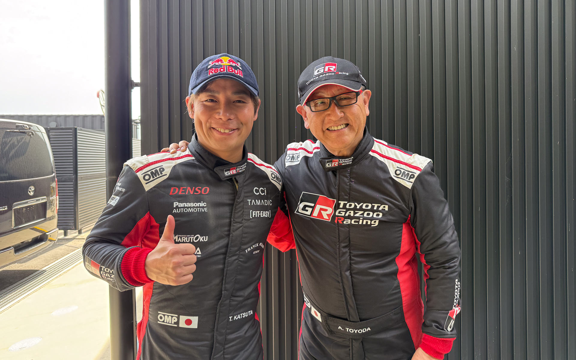 トヨタ 豊田章男会長、ラリー三河湾でデモラン 「モリゾウ開幕」「運転していると元気をもらえる」と語る - Car Watch