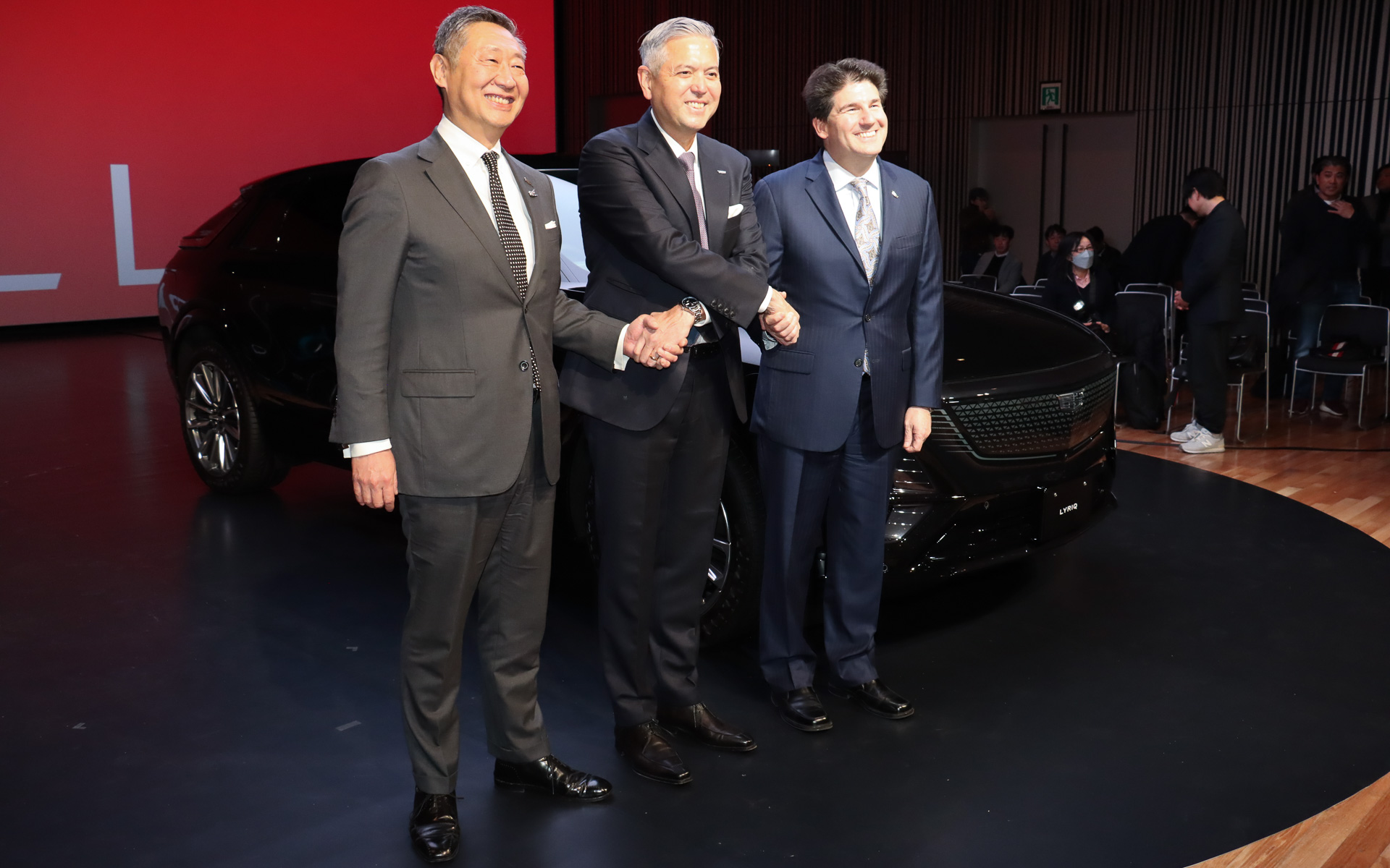 GM、キャデラック初の新型バッテリEV「リリック」日本初公開 新型バッテリEV「オプティック」も参考展示 - Car Watch