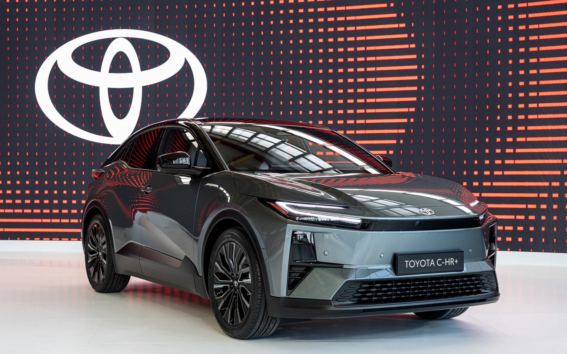 トヨタ、欧州で新型バッテリEV3車種「C-HR+」「bZ4X」レクサス「RZ」を世界初披露 - Car Watch