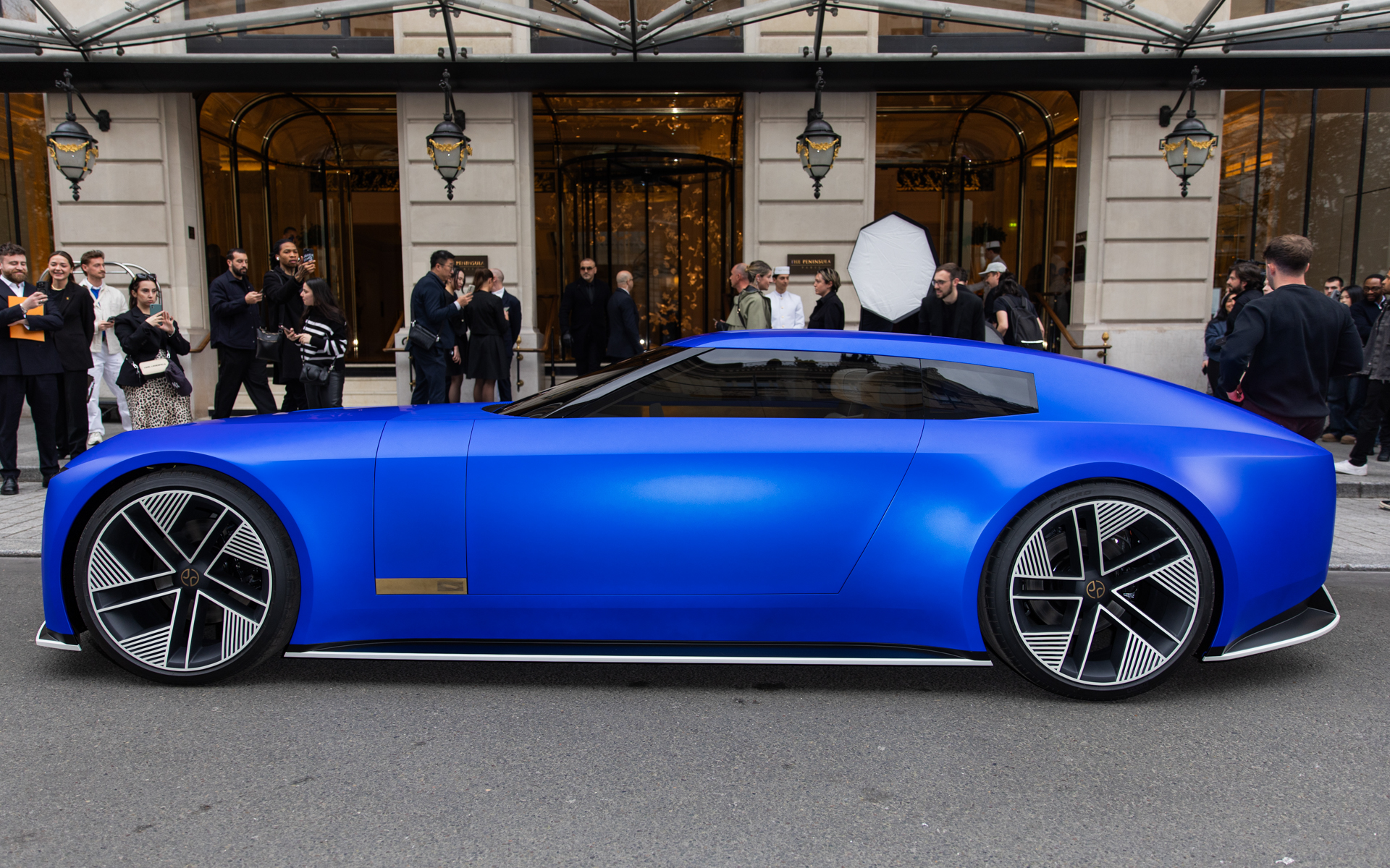 [画像]ジャガー、フレンチ・ウルトラマリン色の「TYPE 00」をパリで初披露 / (6/6) - Car Watch