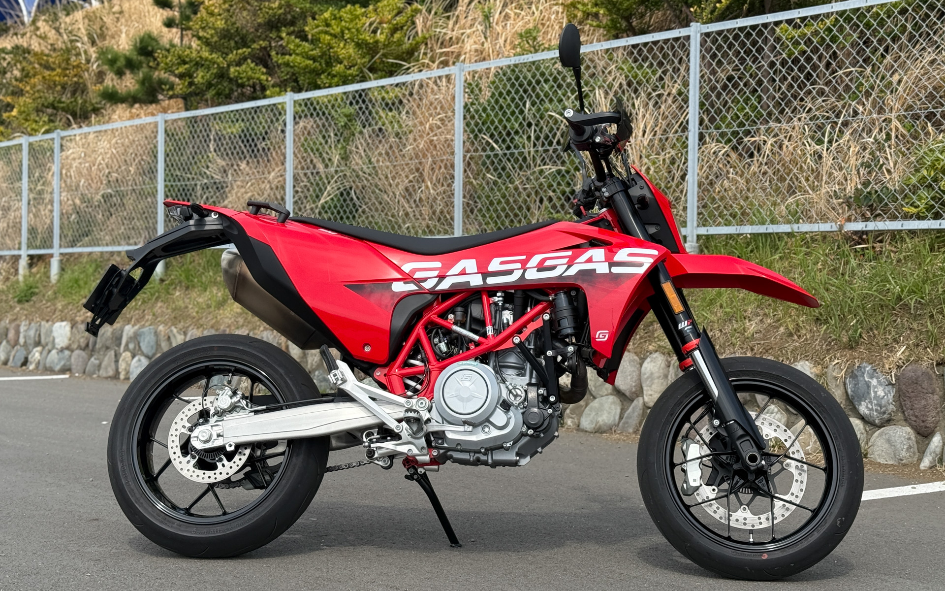 [画像]JAIA輸入二輪車試乗会でGASGAS「SM700」、BMW「R12」、ドゥカティ「スクランブラー」に乗ってみた / (1/12 ...