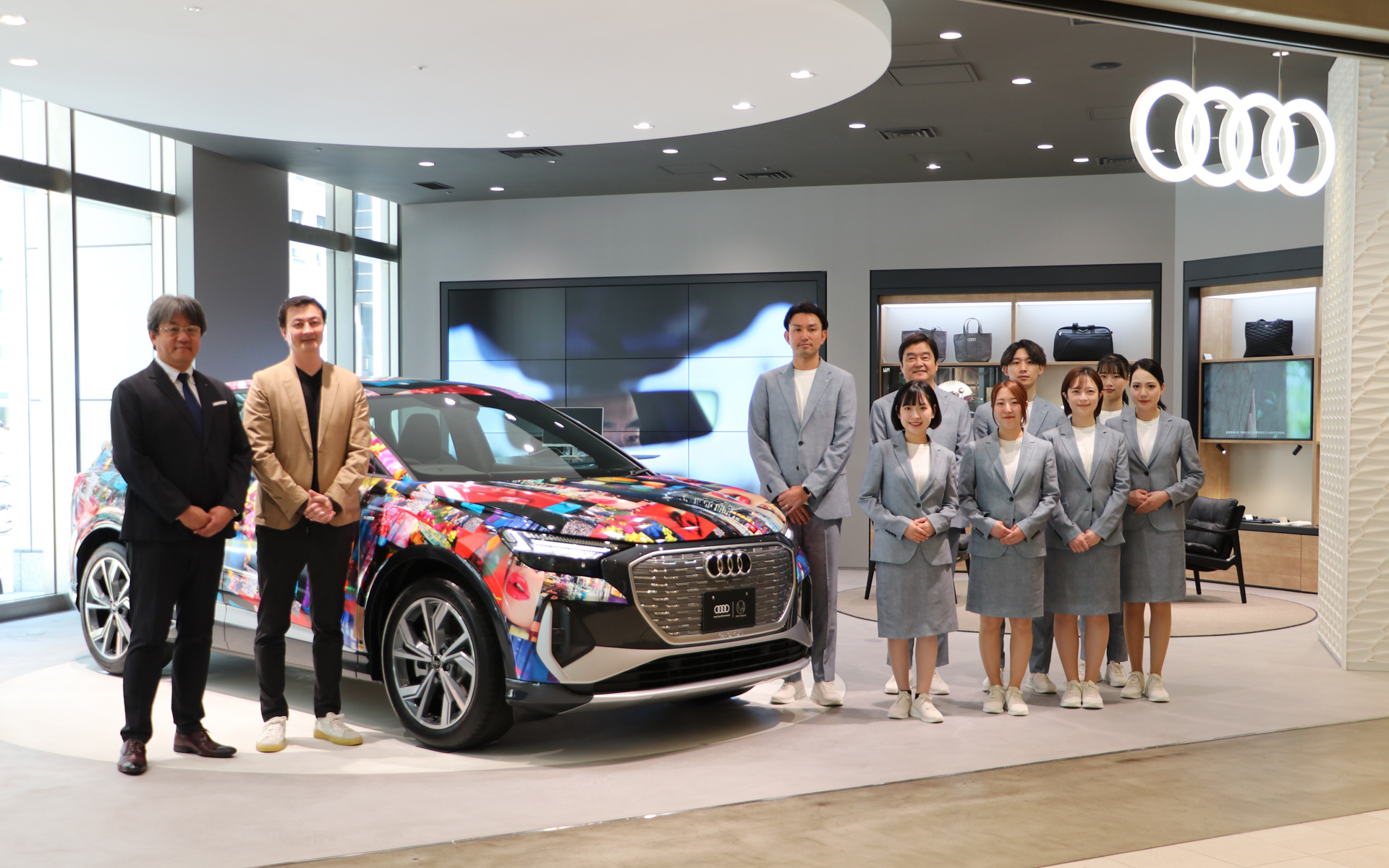 アウディ、新たなブランド拠点「Audi City 日本橋」公開 特別車両の展示や限定の日本伝統工芸コレクションも販売 - Car Watch