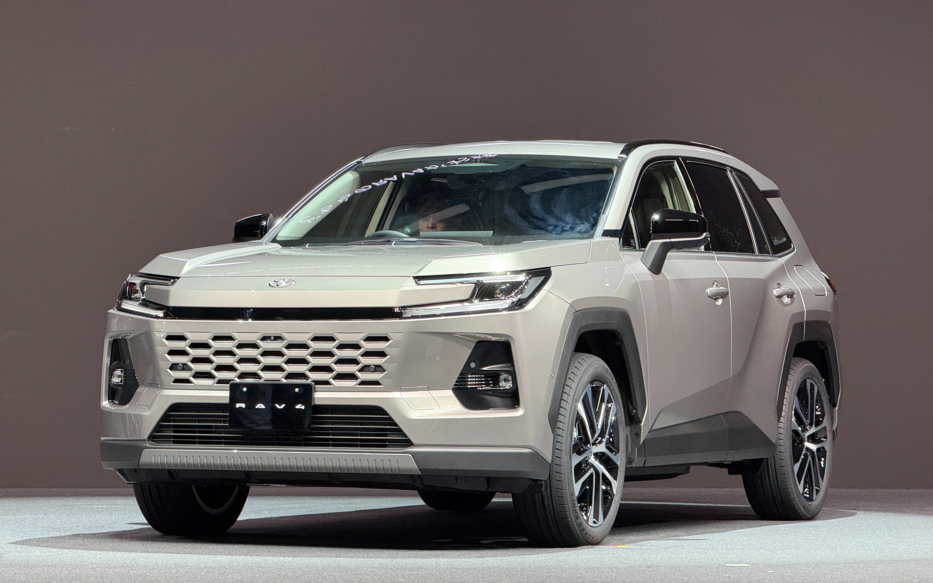 トヨタ、新型「RAV4」（6代目）を世界初公開 ハイブリッド/PHEVを用意して2025年度内に発売 - Car Watch
