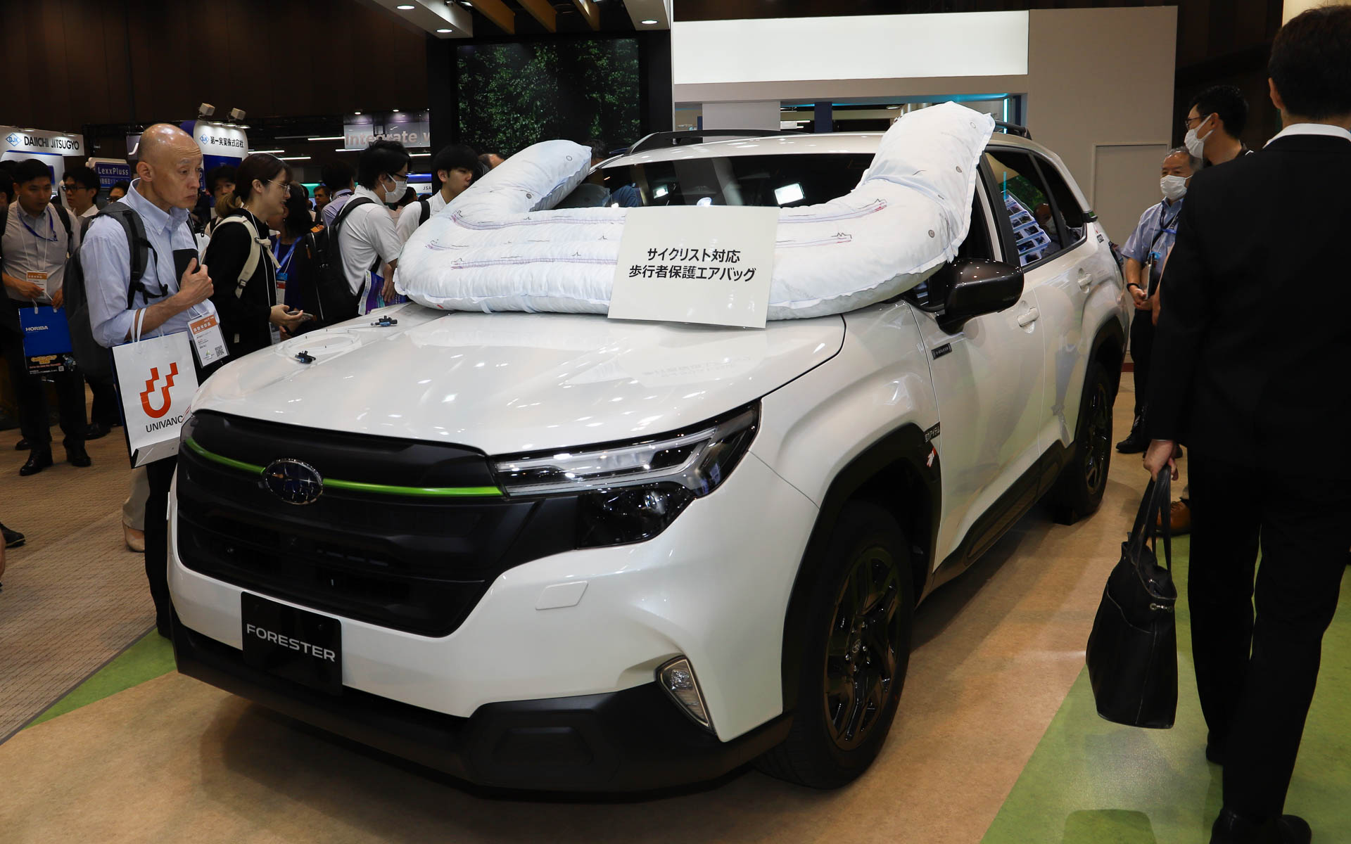 [画像]スバル、新型「フォレスター」に世界初搭載されたサイクリスト対応歩行者エアバッグなど人とくるまのテクノロジー展2025で紹介 / (4/ ...