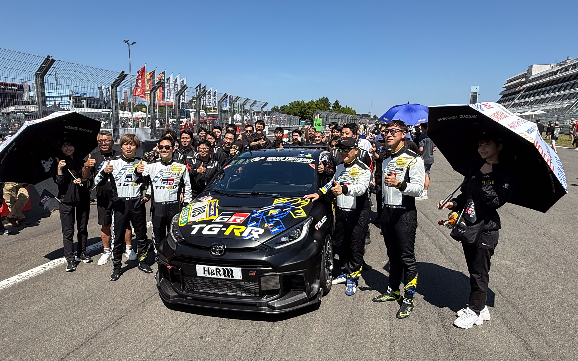 TGRR 109号車GRヤリス DAT、世界一過酷と言われるニュル24時間を市販車パワートレーンで完走 トヨタの信頼性と高性能を豊田会長らが ...