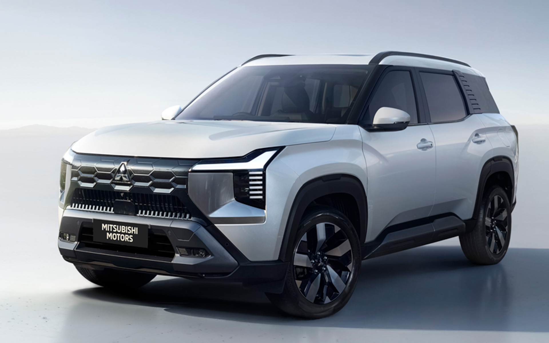 三菱自動車、7人乗り3列シートの新型SUV「デスティネーター」をインドネシアで世界初公開 - Car Watch