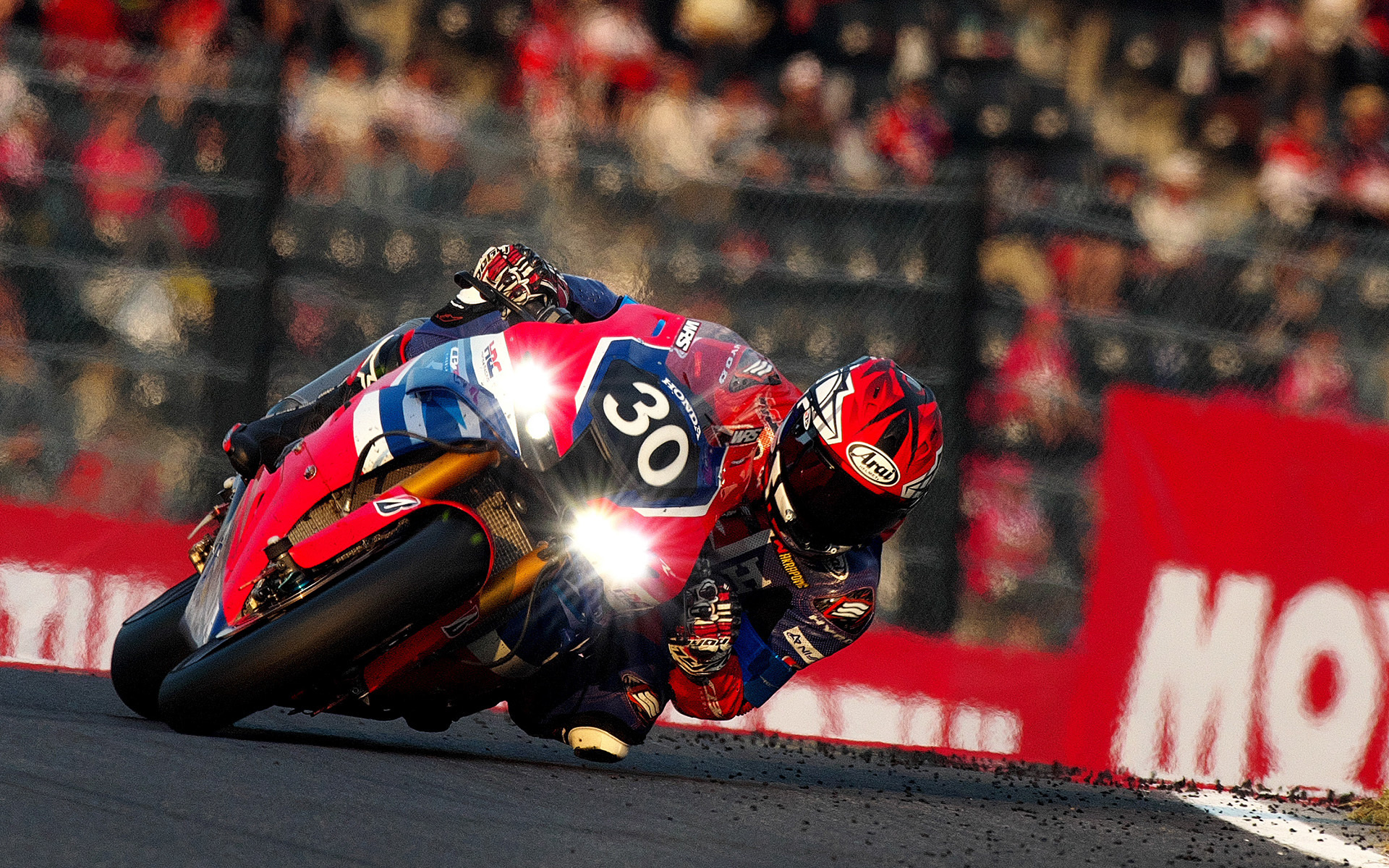 鈴鹿8耐、30号車Honda HRCが完璧なレース運びで4連覇、21号車YAMAHA RACING TEAMは2位 - Car Watch