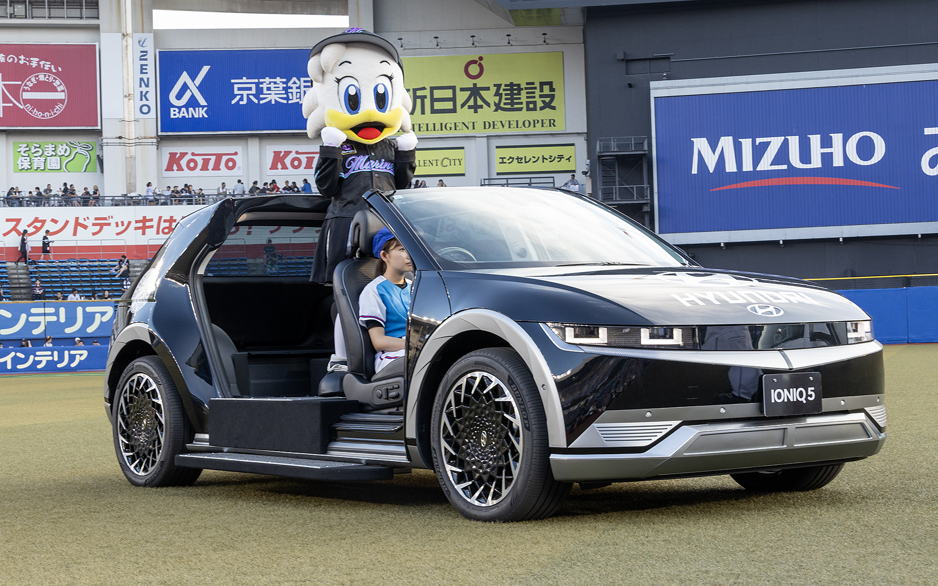 [画像]ヒョンデ「アイオニック5」が千葉ロッテマリーンズのリリーフカーに / 贈呈セレモニーで高野脩汰投手と七五三木敏幸社長を乗せて登場(5/ ...