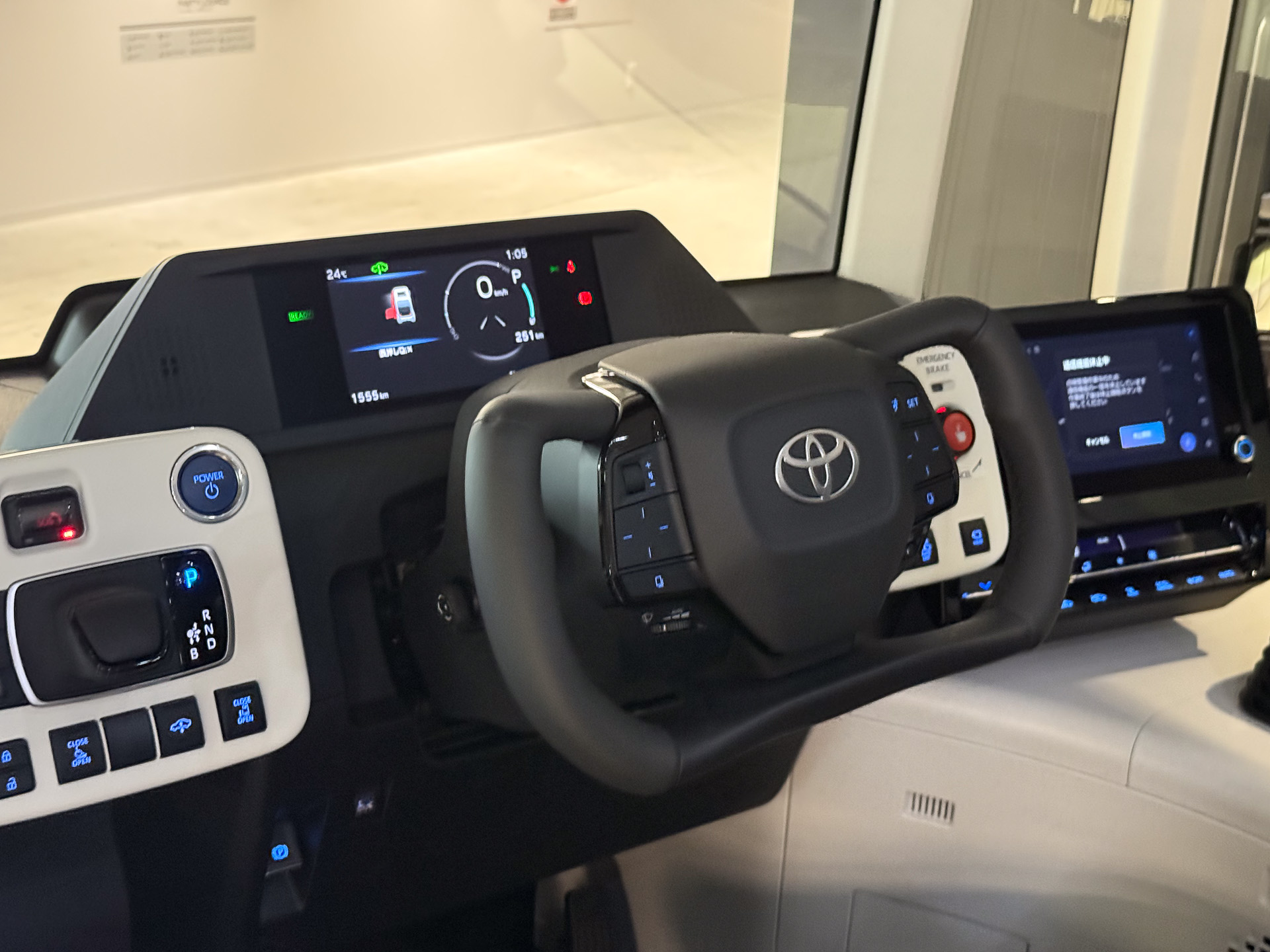 トヨタ、自動運転を見すえたバッテリEV「イーパレット」発売 価格は2900万円で、ステアバイワイヤの異形ステアリング採用 - Car Watch