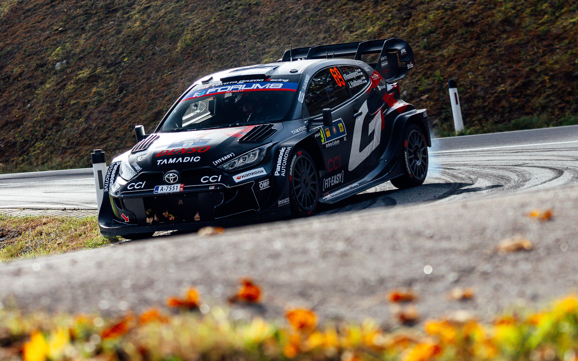 [画像]トヨタ、世界ラリー選手権でマニュファクチャラーズタイトル獲得 豊田章男会長は「5年連続のマニュファクチャラーズタイトルをありがとう」とコメント / (2/2) - Car Watch